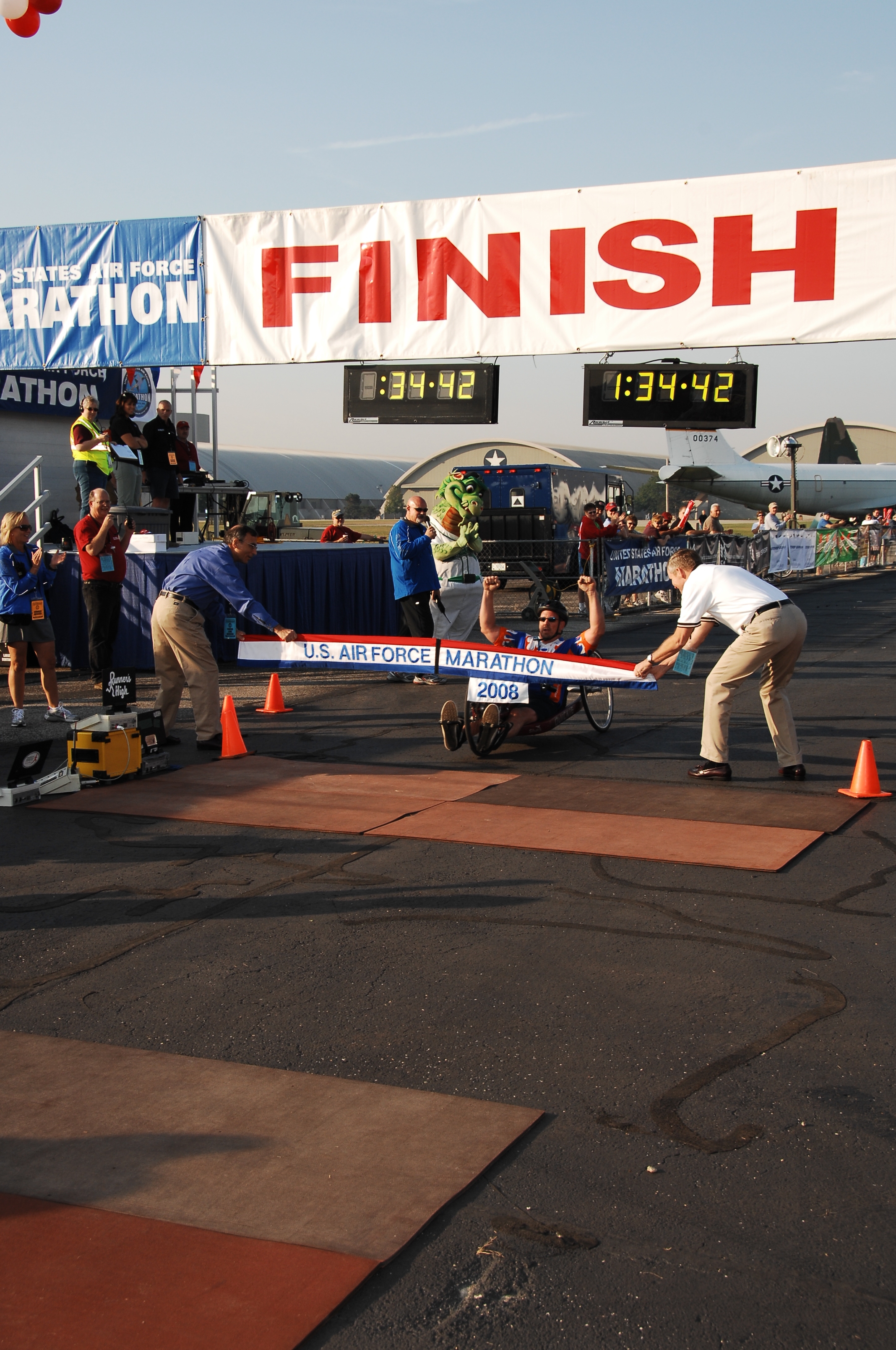 Record field runs in 12th Annual USAF Marathon > Air Force Materiel ...