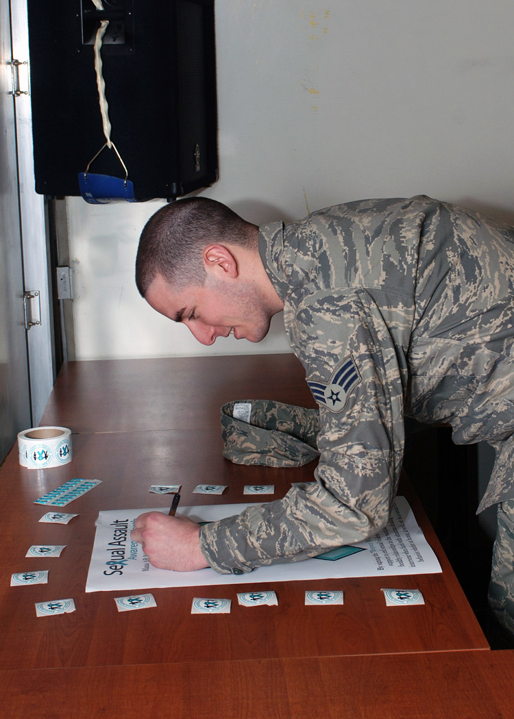 Airmen make pledge to prevent sexual assaults > Air Force > News
