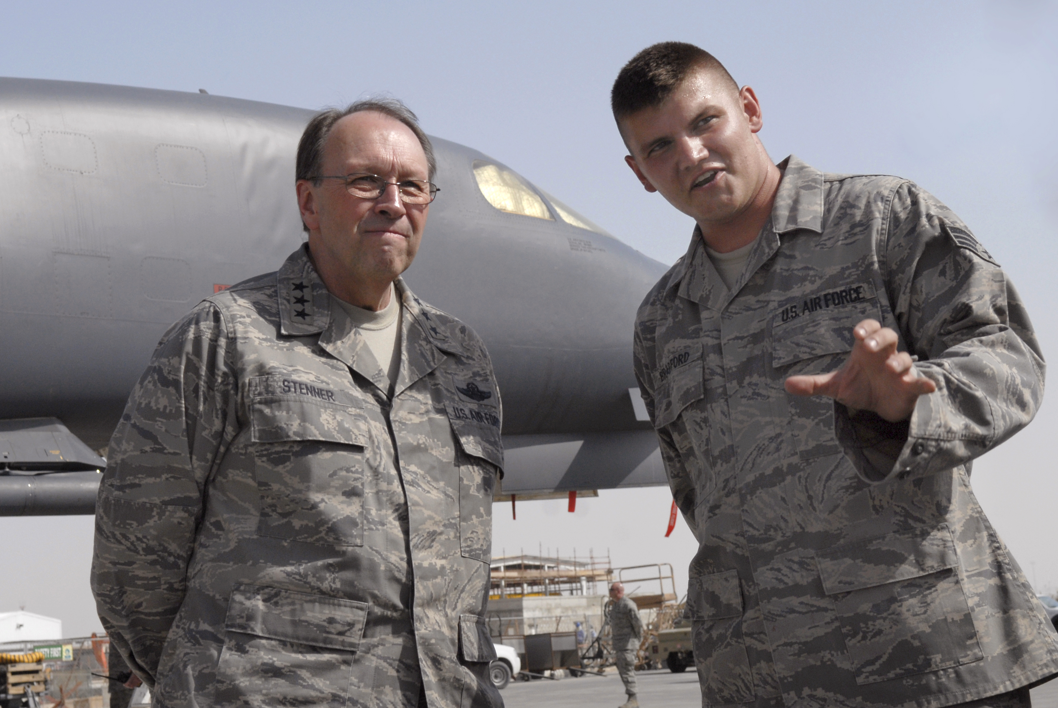 Reserve commander meets with deployed reservists > Air Force > Article ...