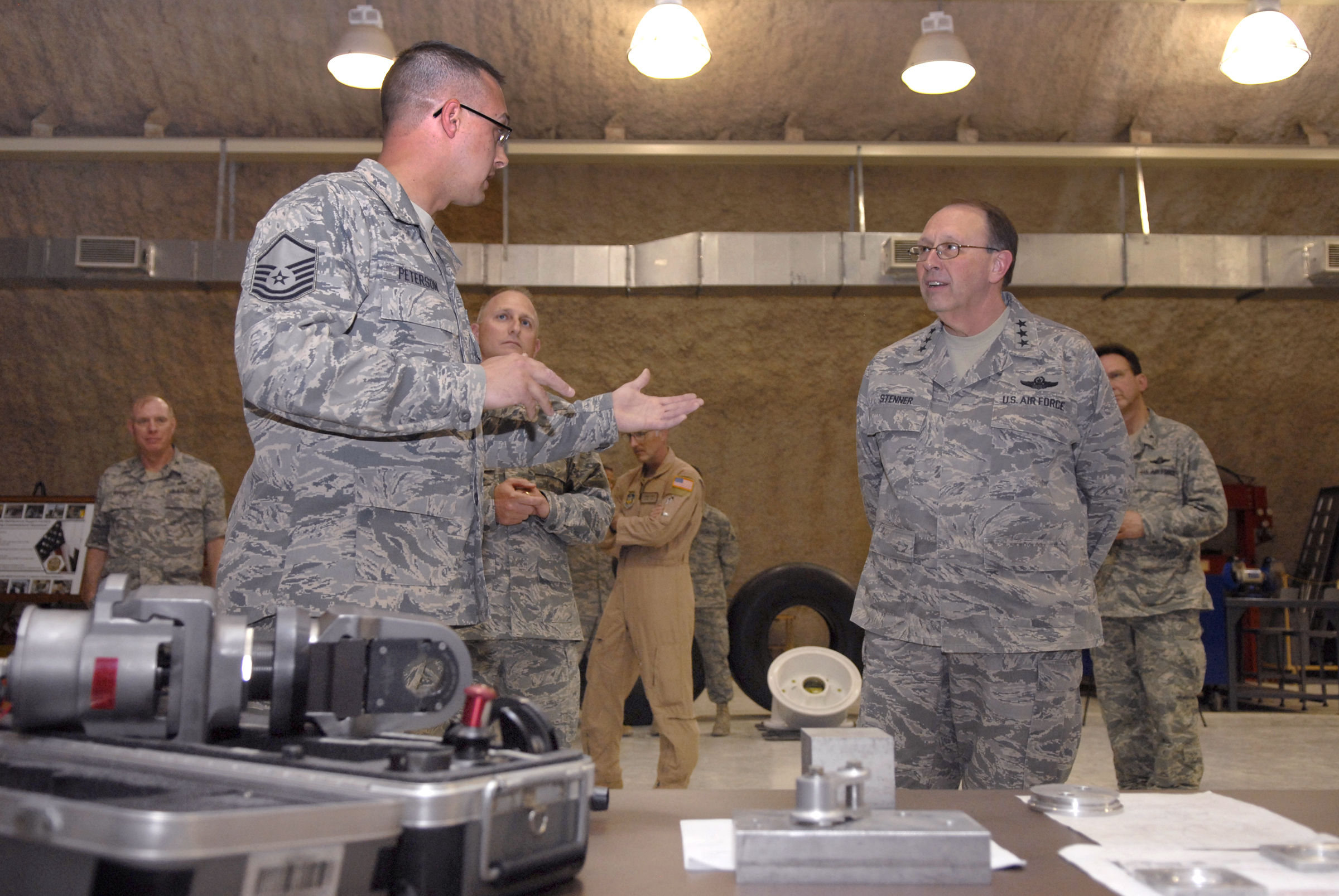 Reserve commander meets with deployed reservists > Air Force > Article ...