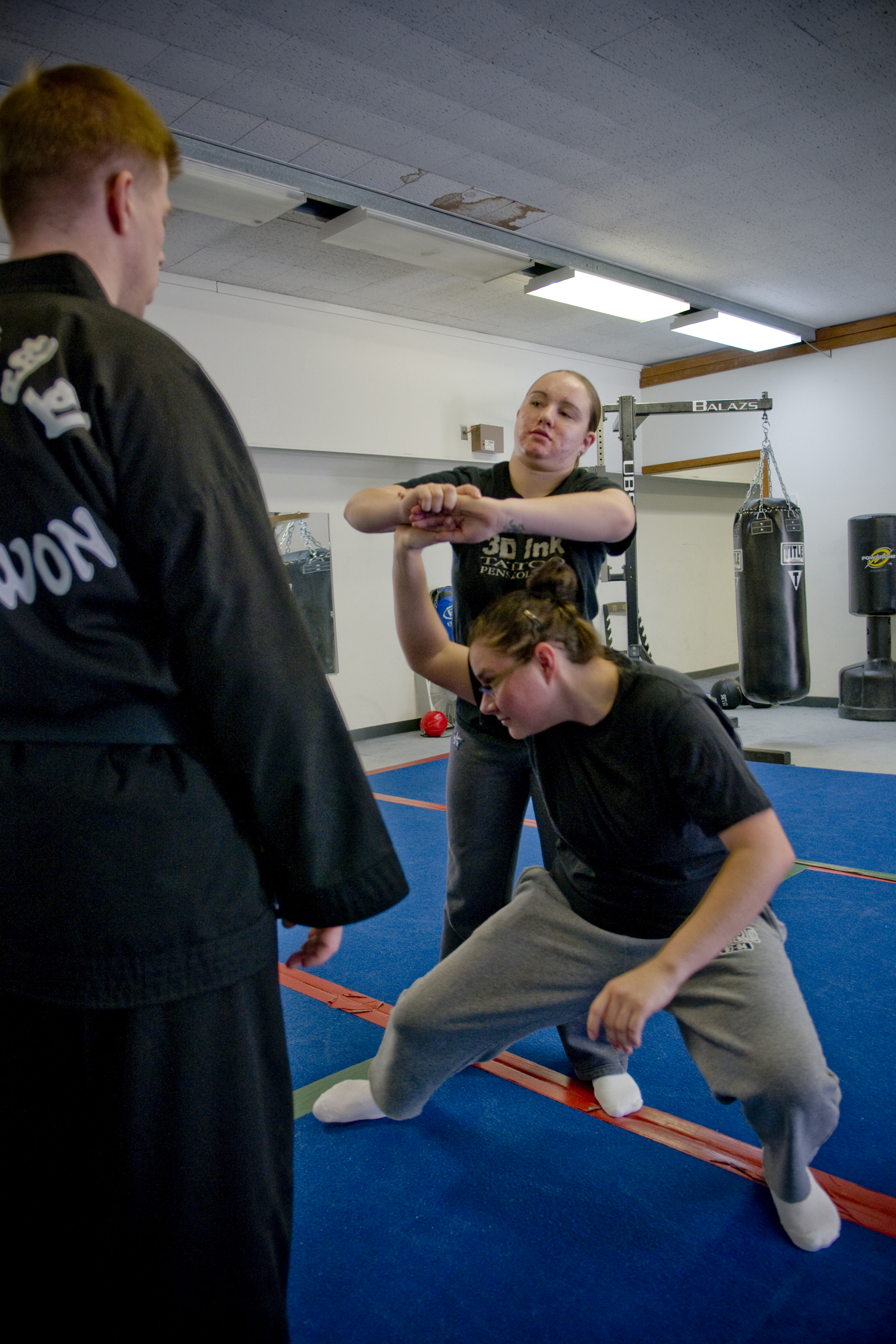 Women practice self defense during Sexual Assault Awareness Month ...