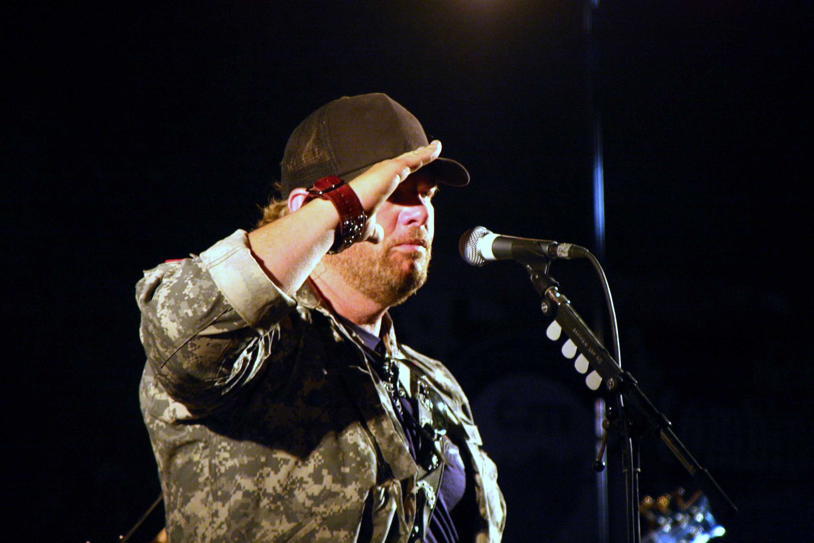 Country singer/songwriter Toby Keith salutes more than 1,000 troops who ...
