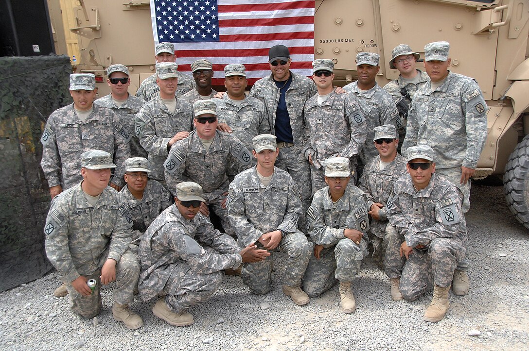 Toby Keith poses with U.S. Army soldiers for a group photo after his ...
