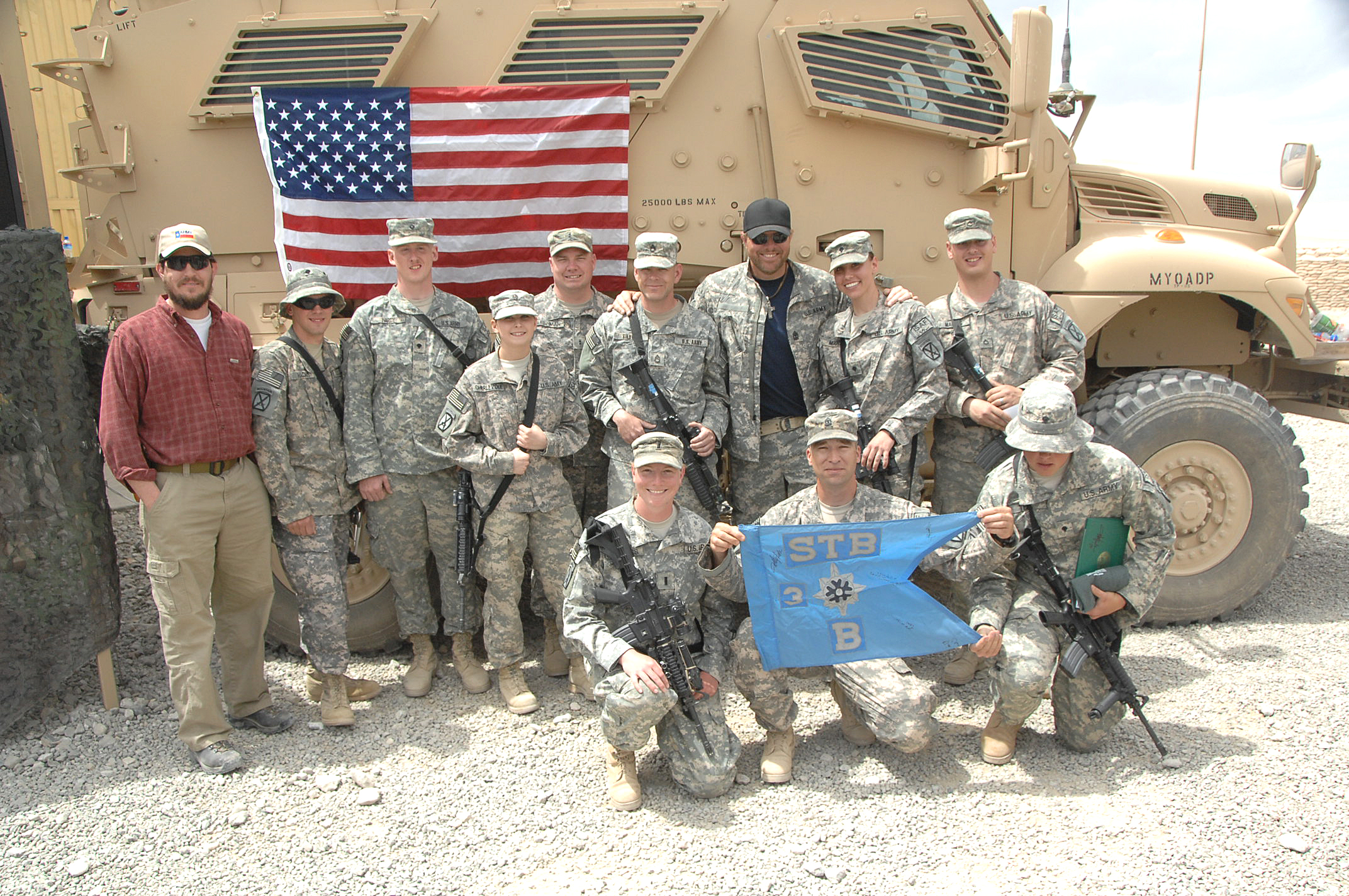 Toby Keith poses with U.S. Army soldiers for a group photo after his ...