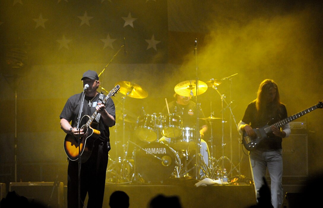 Toby Keith performs for soldiers and families in Vicenza, Italy. This ...