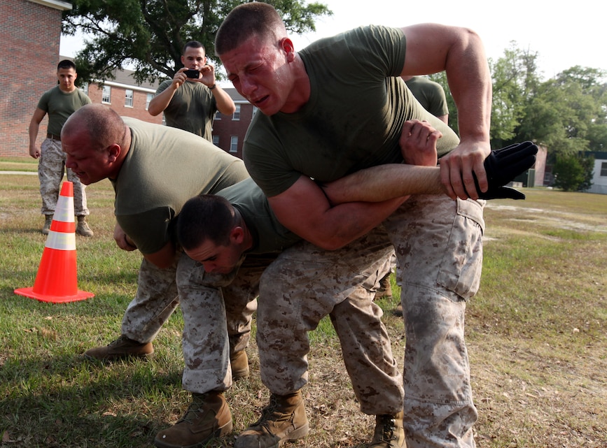 Motor T Marines overcome OC spray to complete course > United States ...
