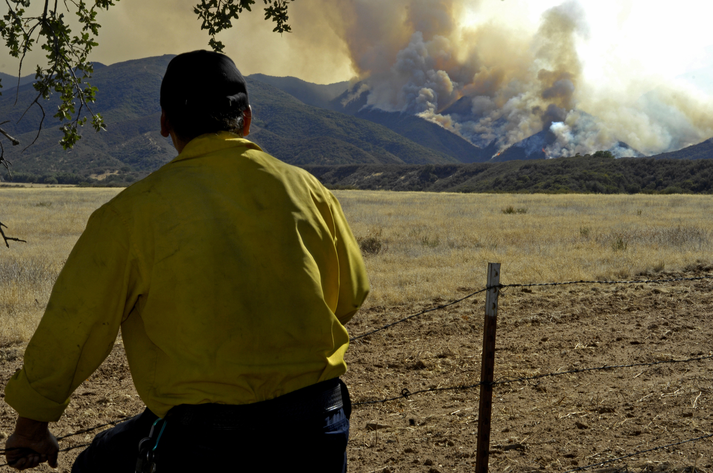 La Brea fire continues to blaze