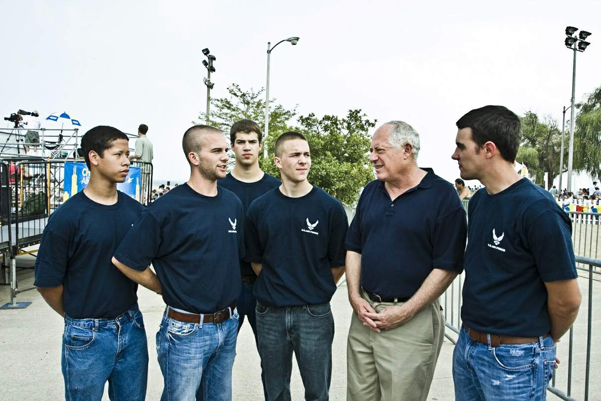 New recruits enlist at Chicago Air and Water Show > Air Force > Article ...