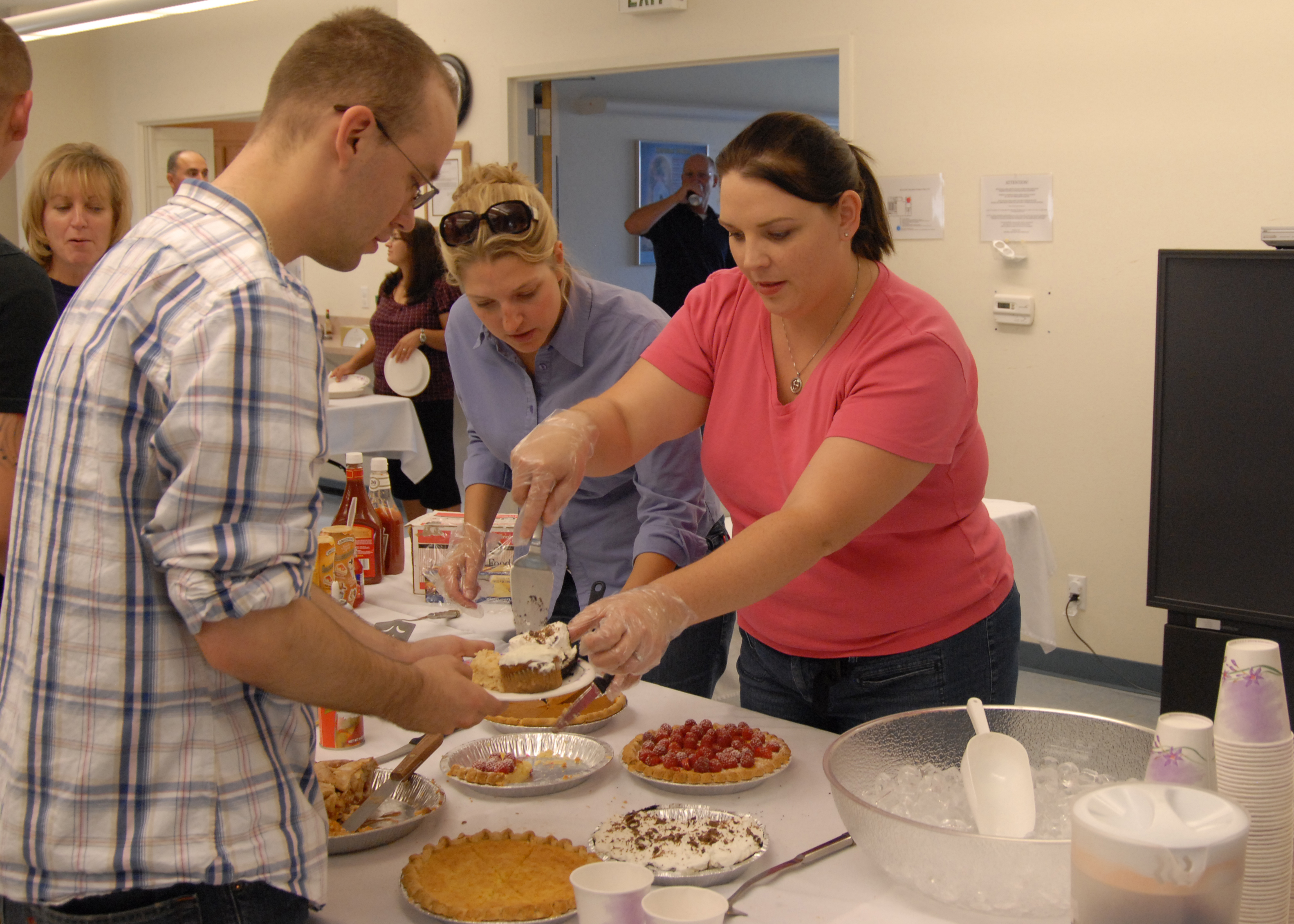 Officer's and Enlisted Spouses Clubs host dorm dinner > Edwards Air ...