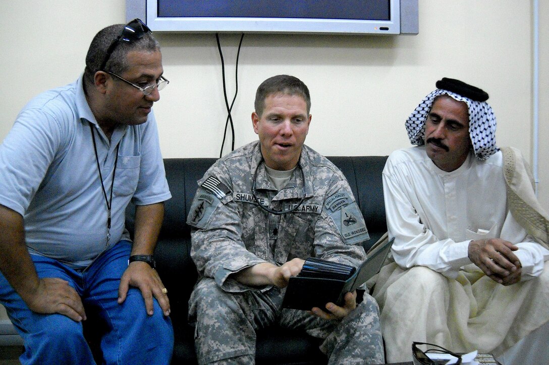 Army Lt. Col. Alan J. Shumate, Sheik Tayseer al-Manshed al-Ghezi, and ...