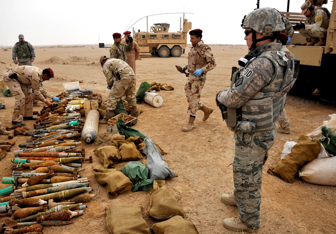 U.S. Air Force Tech. Sgt. David Fields supervises as Iraqi soldiers ...