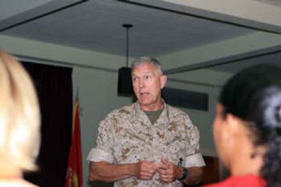 Commandant visits Miramar > Marine Corps Air Station Miramar-EMS > News ...