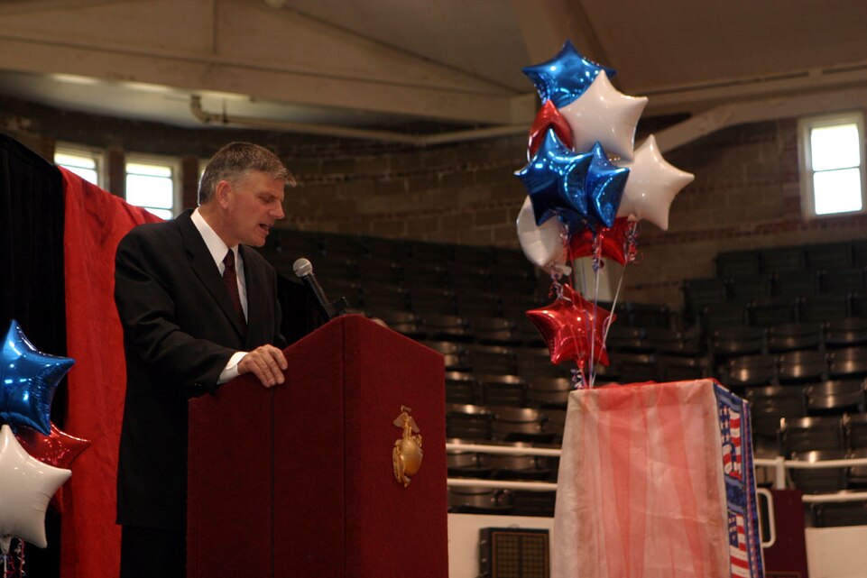 Reverend Graham visits prayer breakfast > 2nd Marine Division > Article