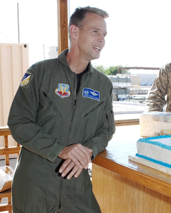 Air Force Col. Michael Stapleton, diagnosed with cancer in 2006, is ...