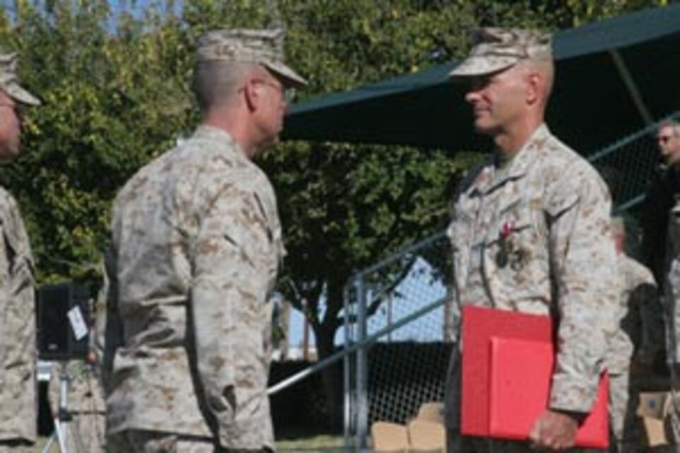 Comm. school bids farewell to XO > Headquarters Marine Corps > Article