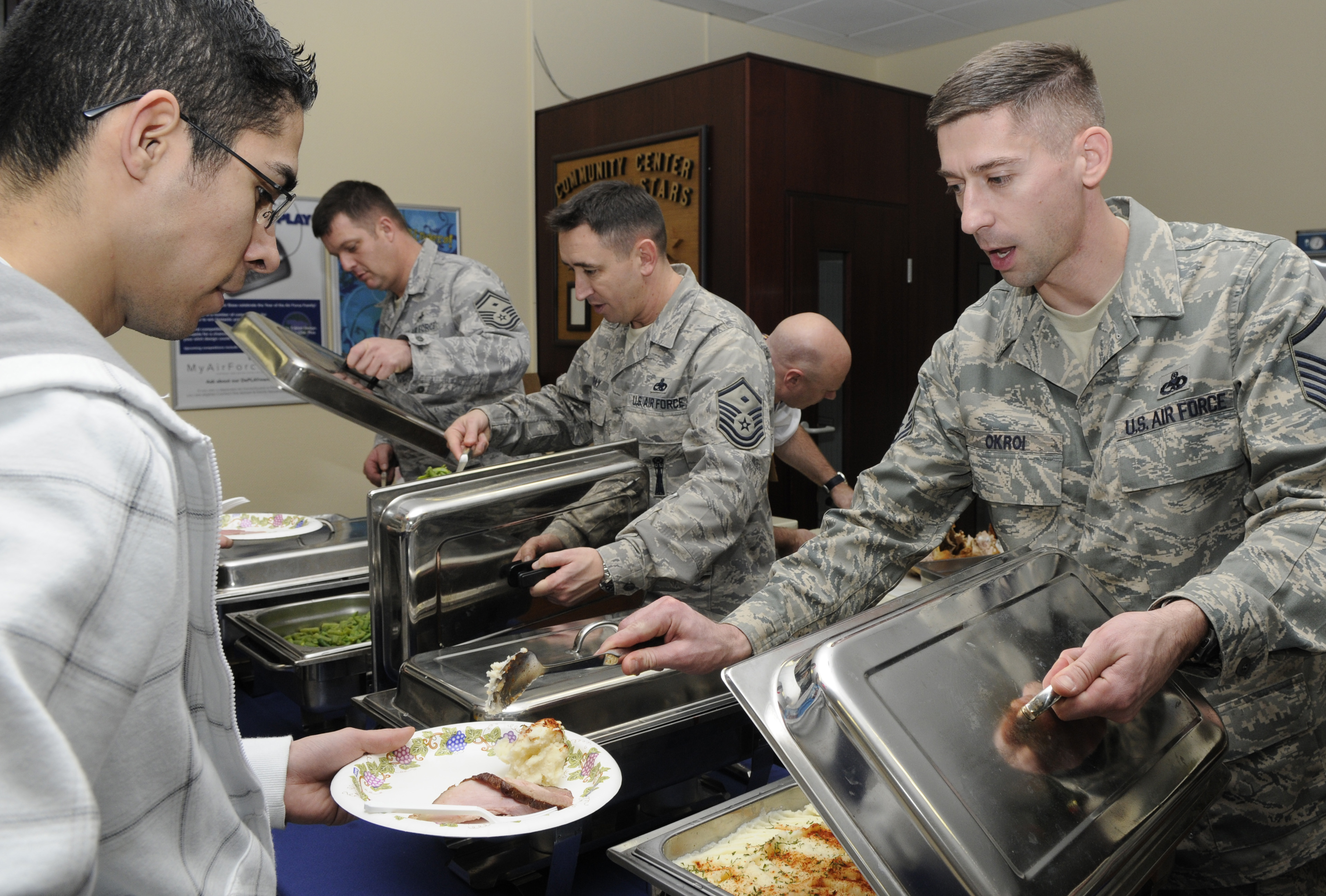 Unaccompanied Airmen celebrate the holidays > U.S. Air Forces in Europe ...