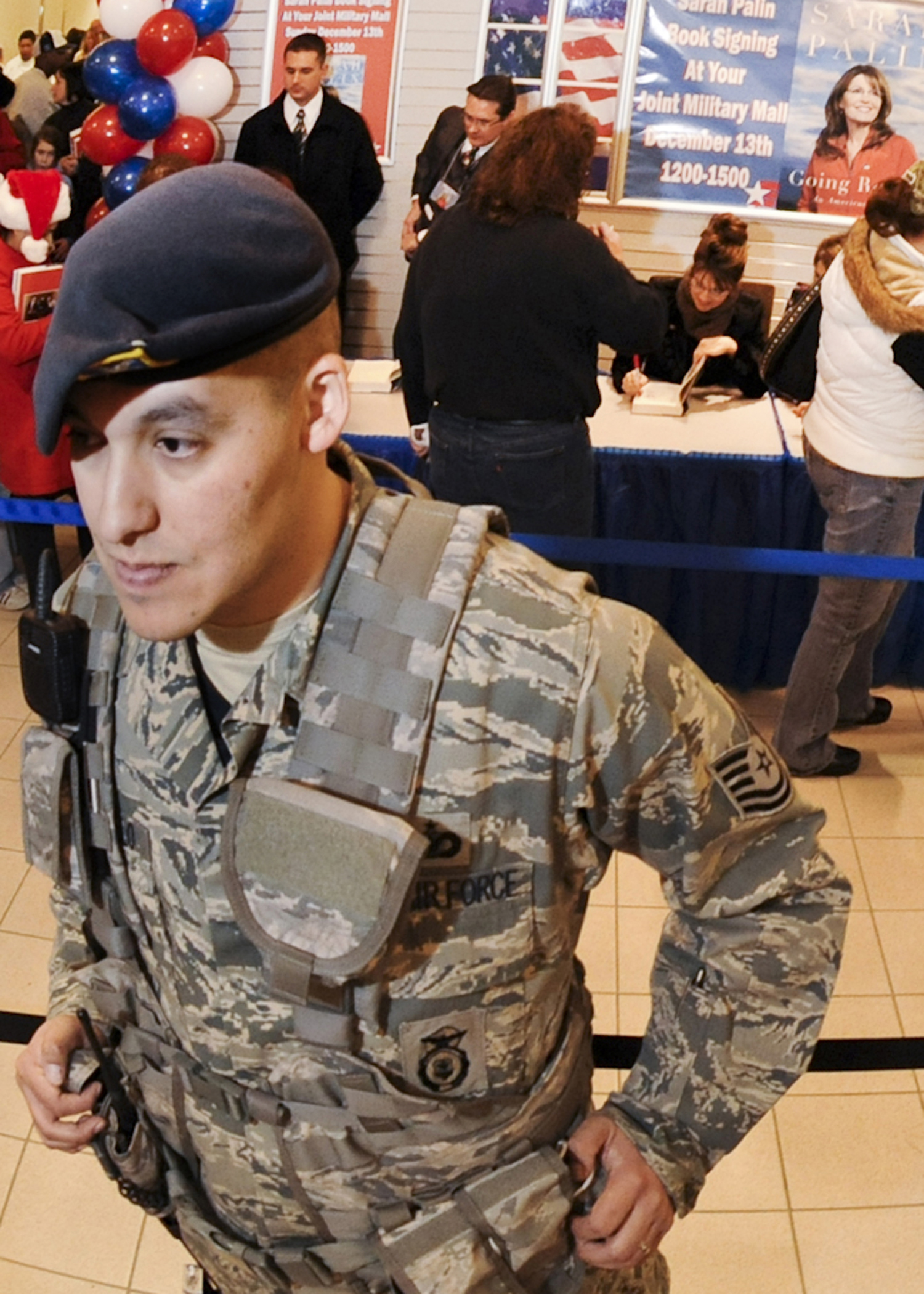 Former Alaska Govenror Palin signs books at Elmendorf > Pacific Air ...