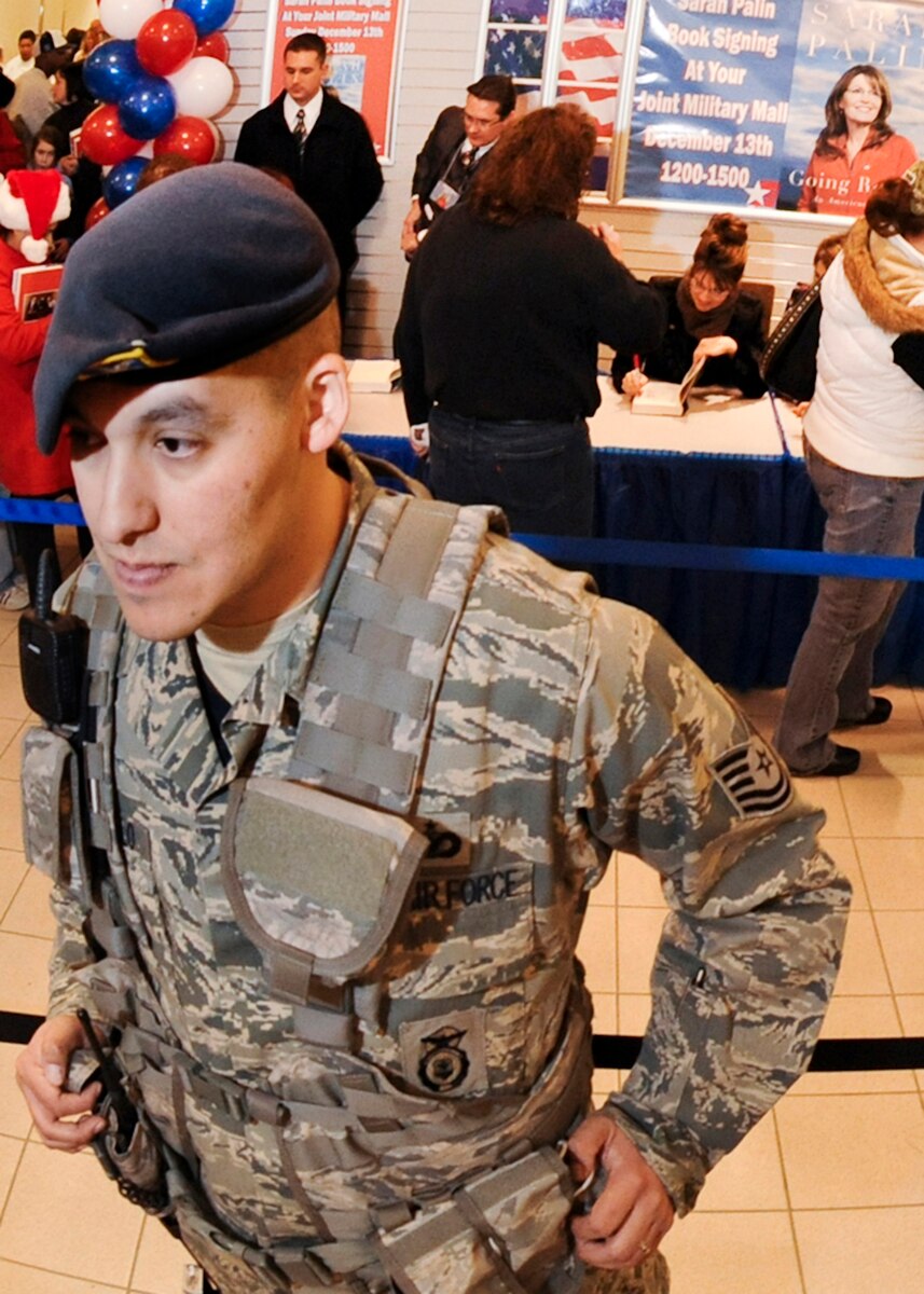 Former Alaska Govenror Palin signs books at Elmendorf > Joint Base ...