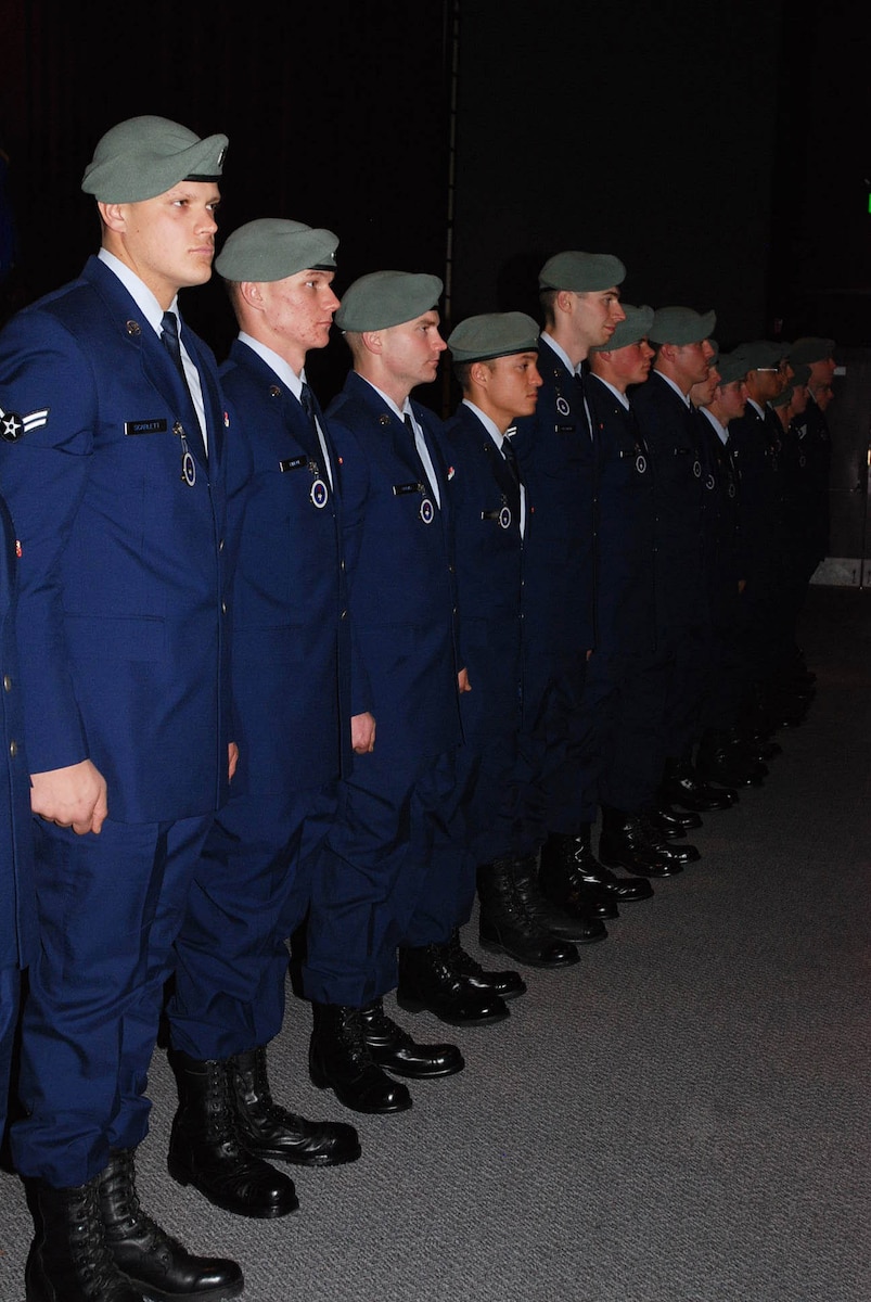 SERE fire circle: 28 new Airmen prove themselves worthy of sage beret ...