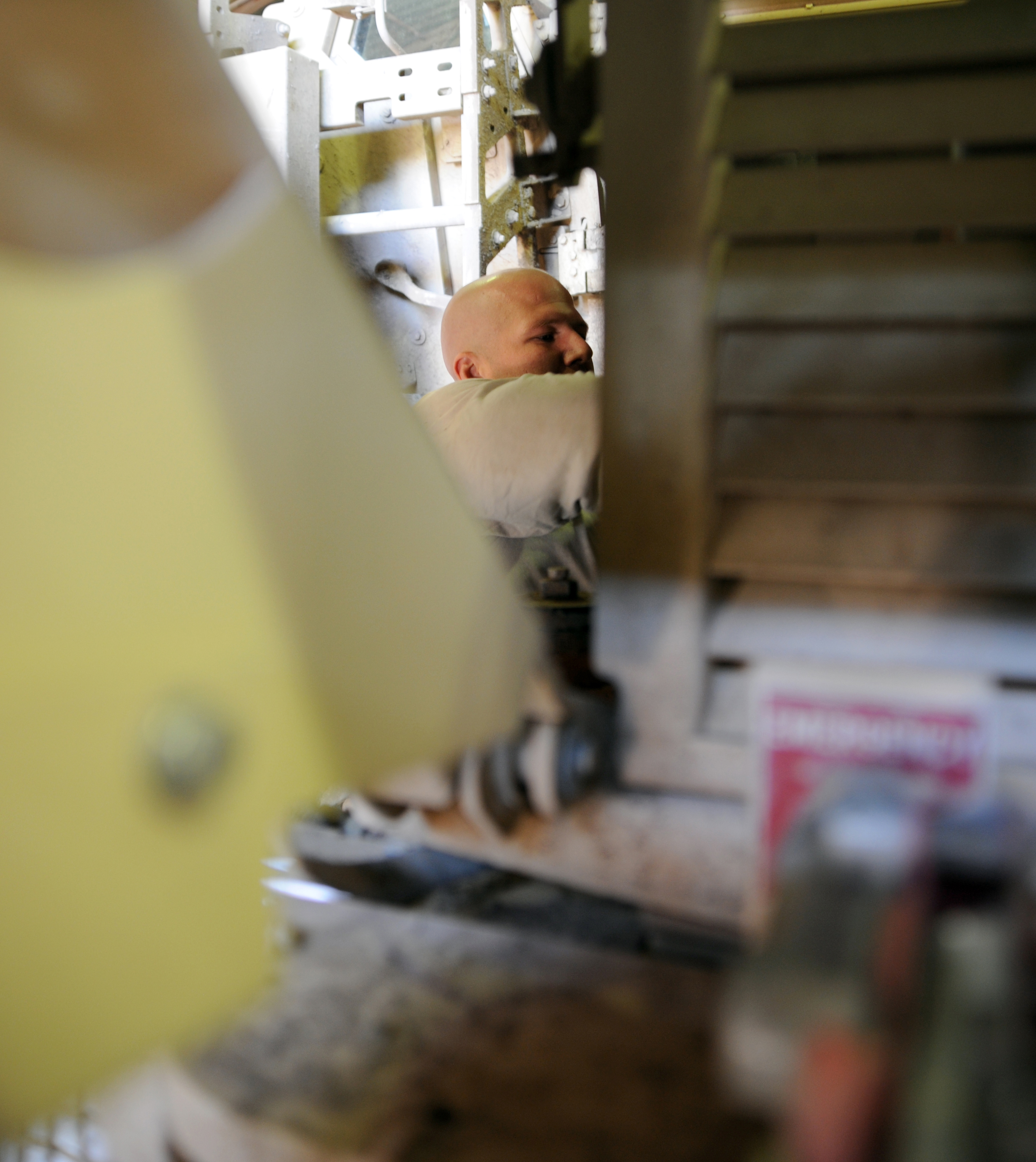 Air Force mechanics keep MRAPs rolling > Air Force > Display