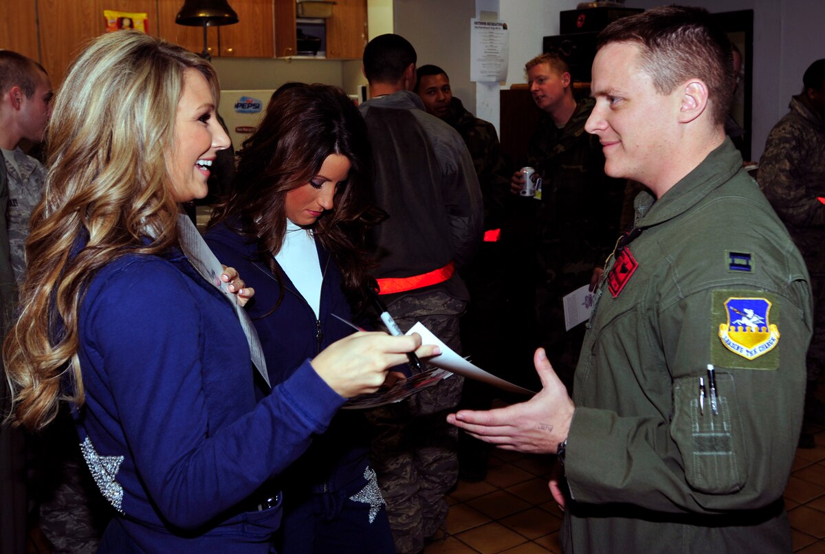 USO brings Dallas Cowboys Cheerleaders to Osan > Osan Air Base ...