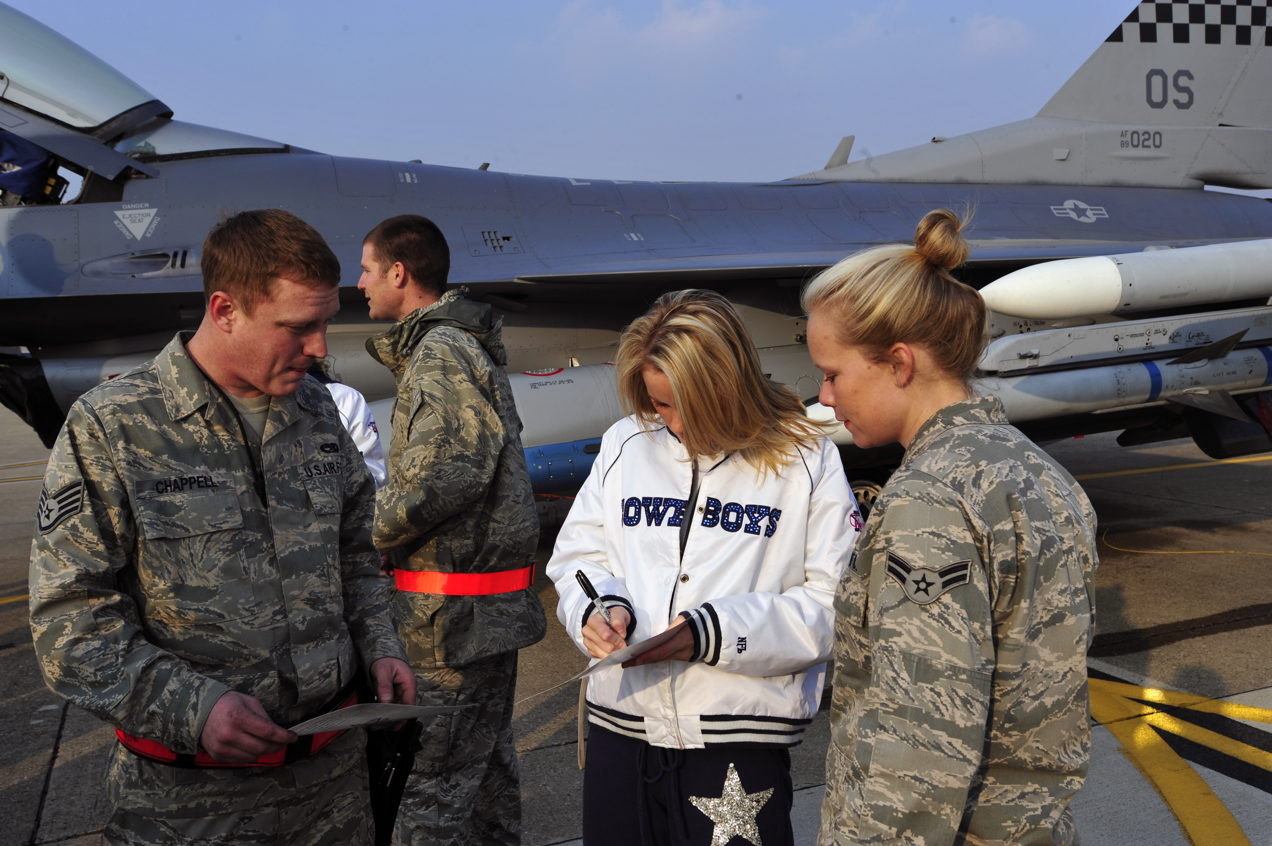 USO brings Dallas Cowboys Cheerleaders to Osan > Osan Air Base ...