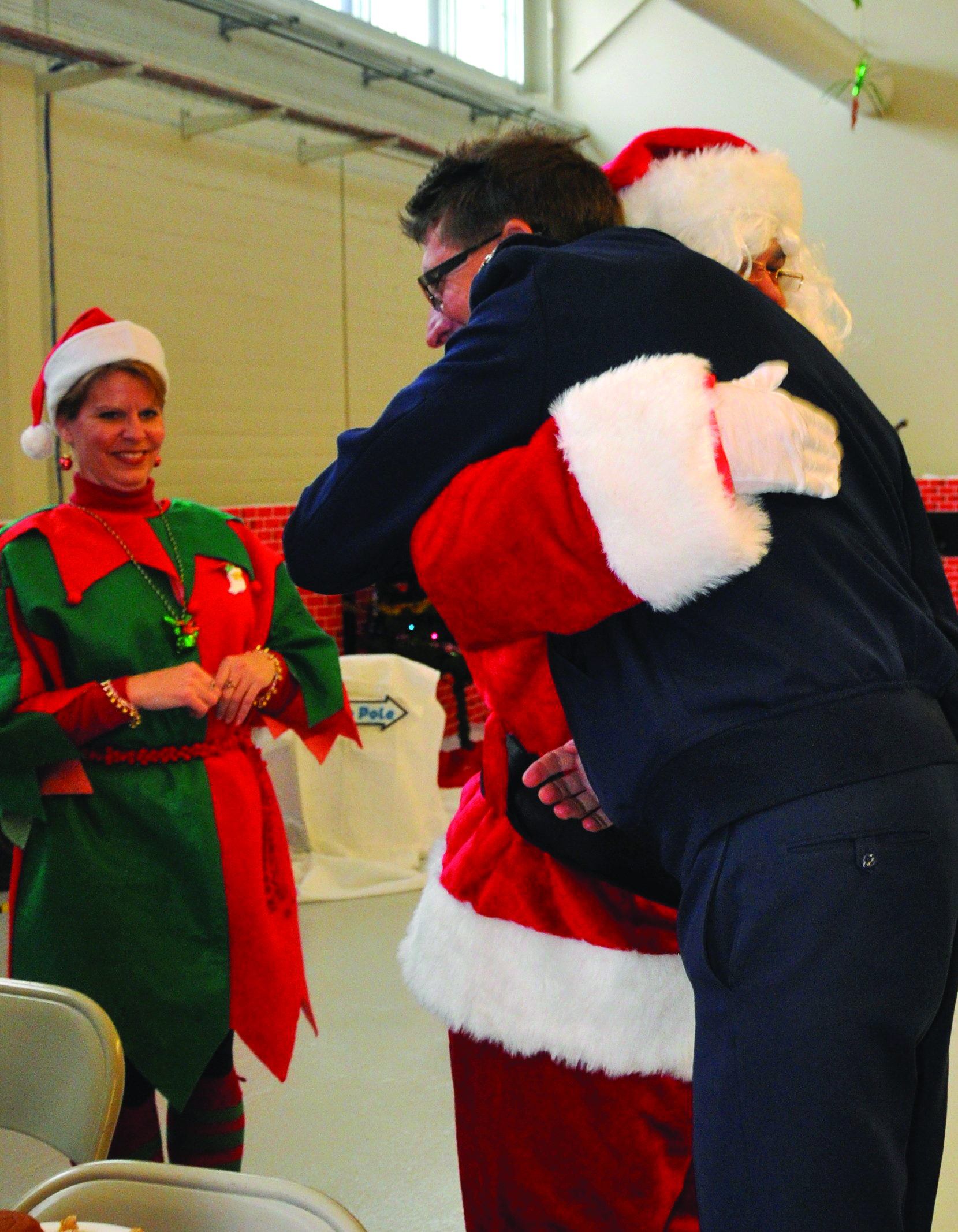 Santa surprises kids at maintenance party > March Air Reserve Base ...