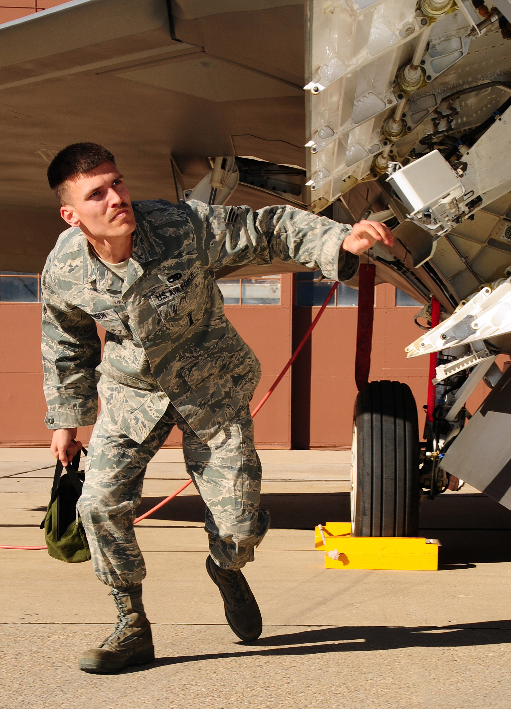 Weapons load crew members compete for Load Crew of 2008 > Holloman Air ...