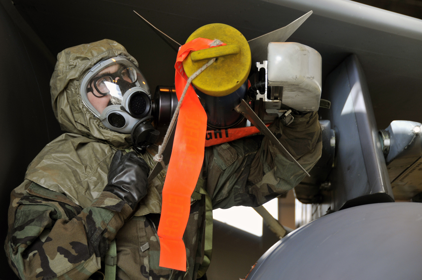 Load Crews qualify in MOPP 4 > Royal Air Force Lakenheath > Article Display