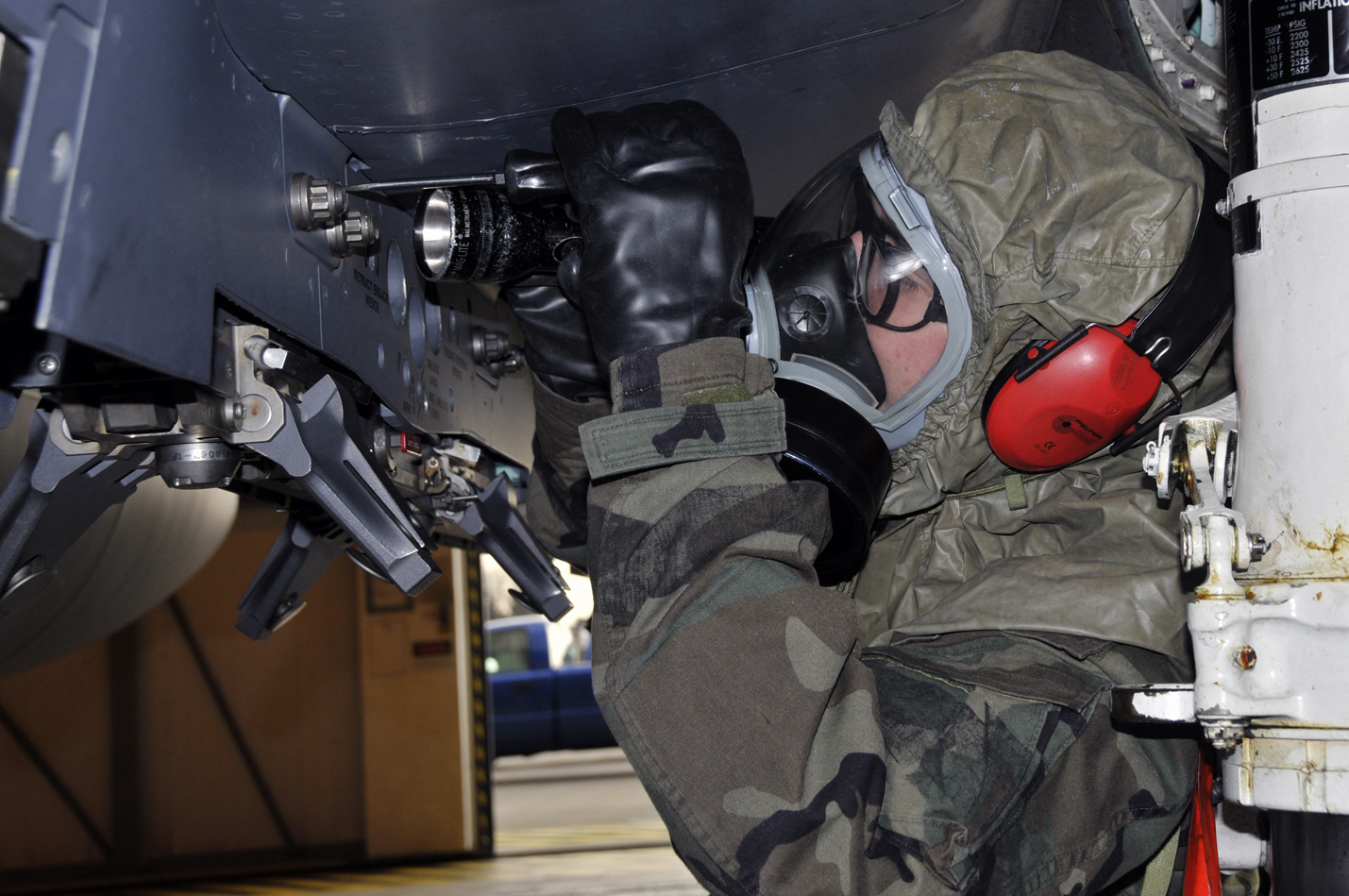 Load Crews qualify in MOPP 4 > Royal Air Force Lakenheath > Article Display