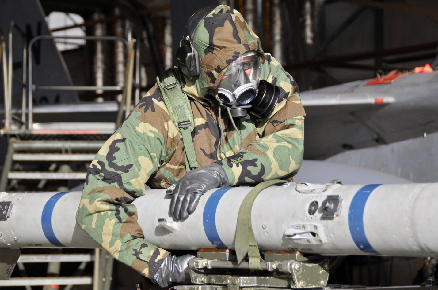 Load Crews qualify in MOPP 4 > Royal Air Force Lakenheath > Article Display