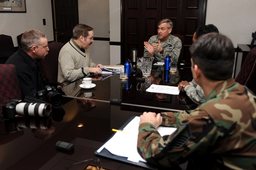 Philadelphia Inquirer reps cover Expeditionary Center training > Joint ...