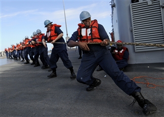 Seaman Darrell Moore and other sailors pull on a messenger line. | U.S ...