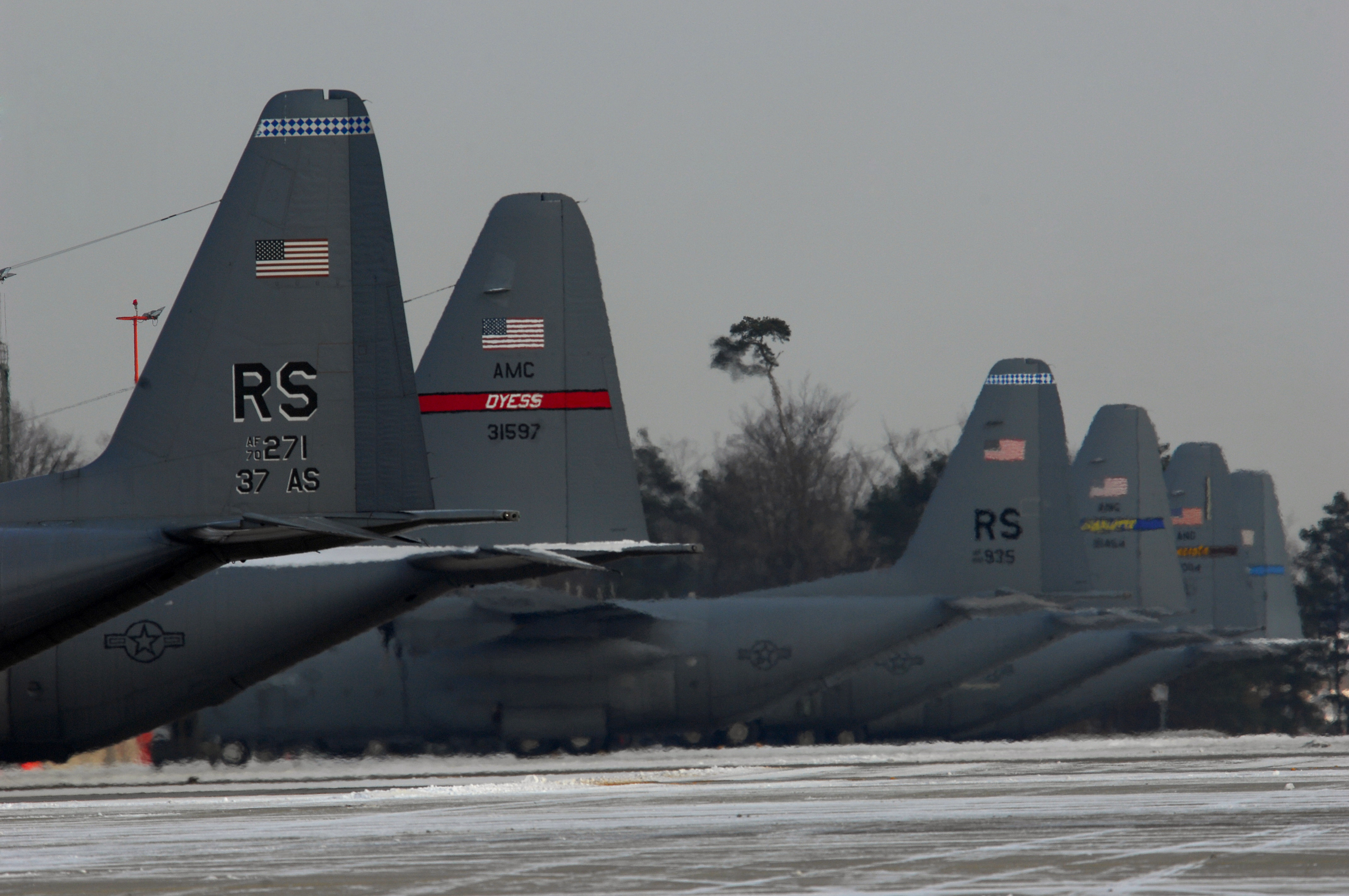 Icy runways set winter ops into motion > Ramstein Air Base > Display