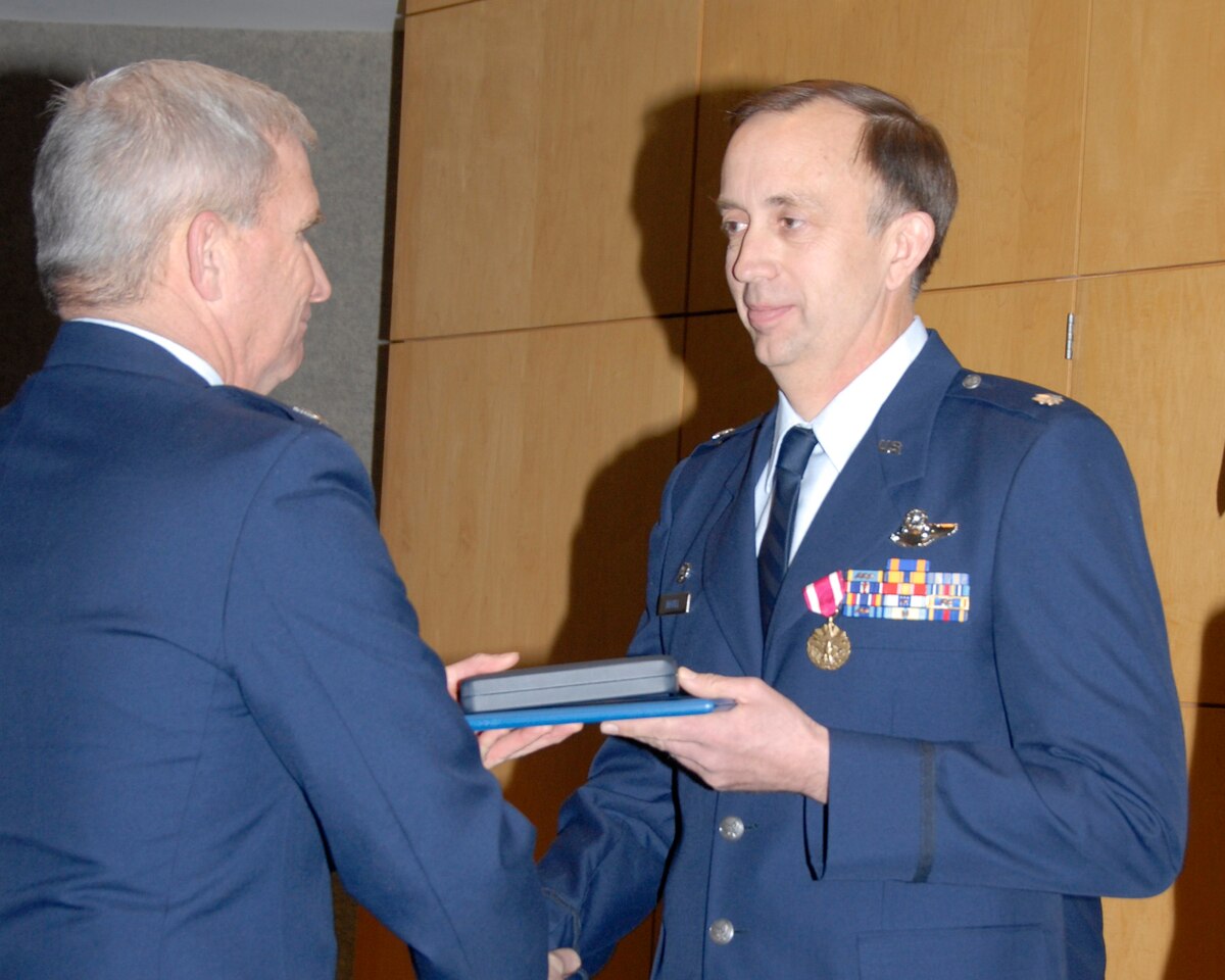 109th Airlift Squadron Change of Command > 133rd Airlift Wing > Article ...