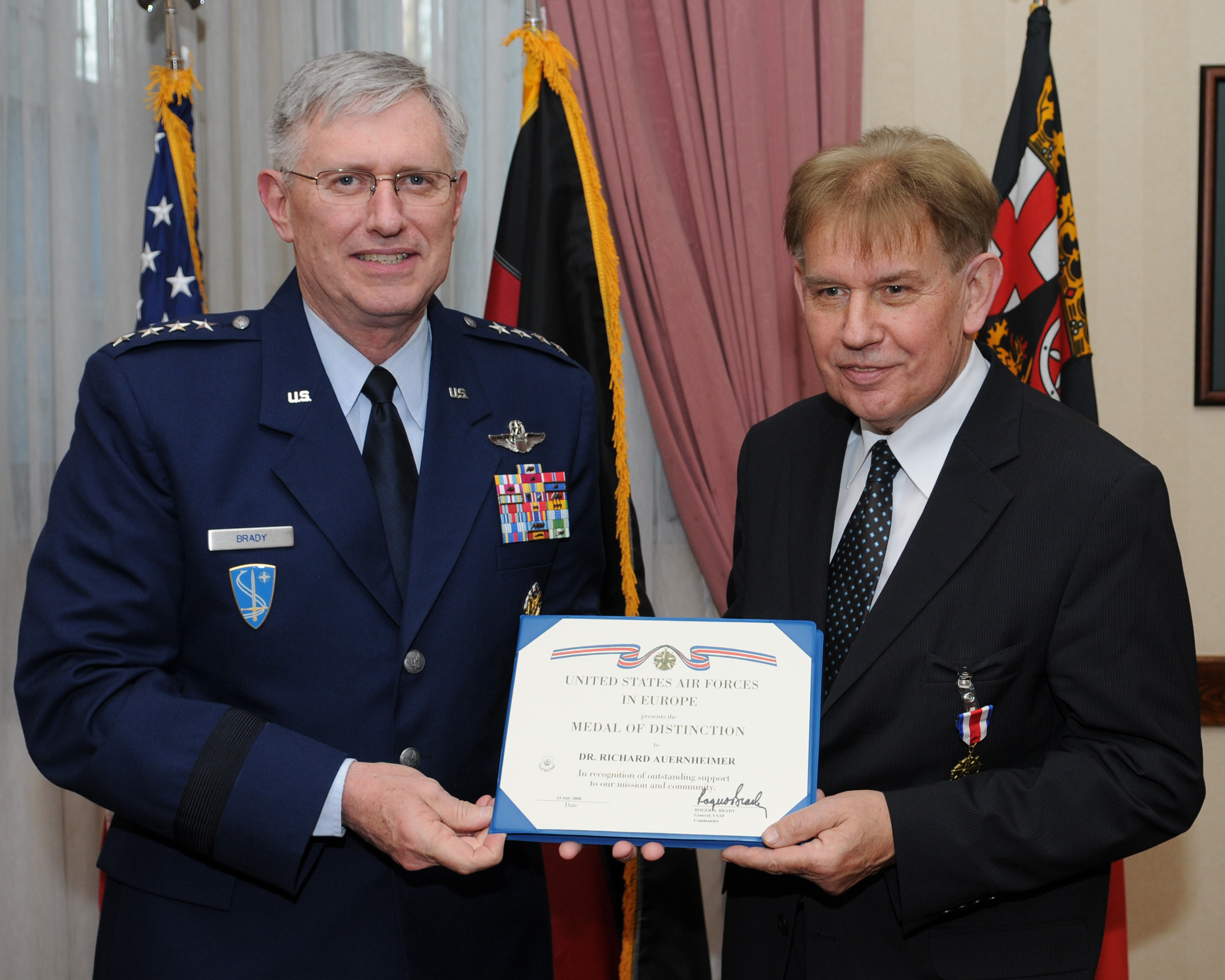 USAFE commander presents Medal of Distinction award > Ramstein Air Base ...