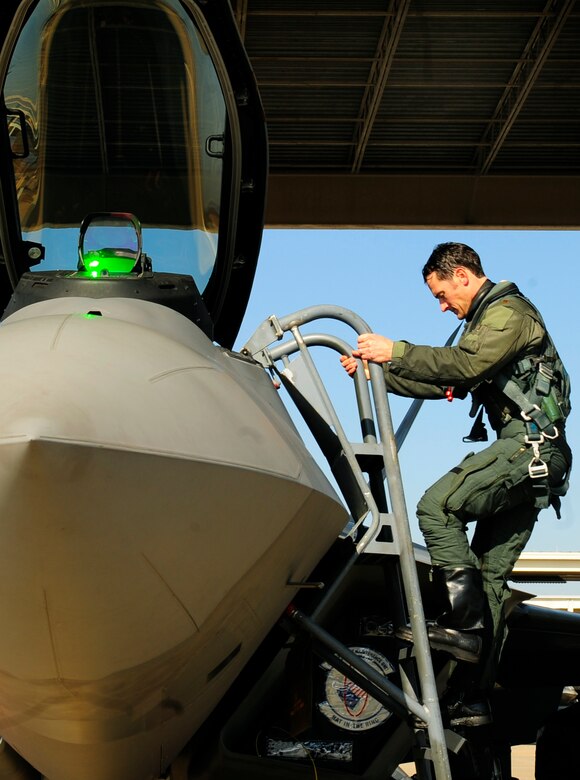 Maj. Paul "Max" Moga’s fini flight > Joint Base Langley-Eustis ...
