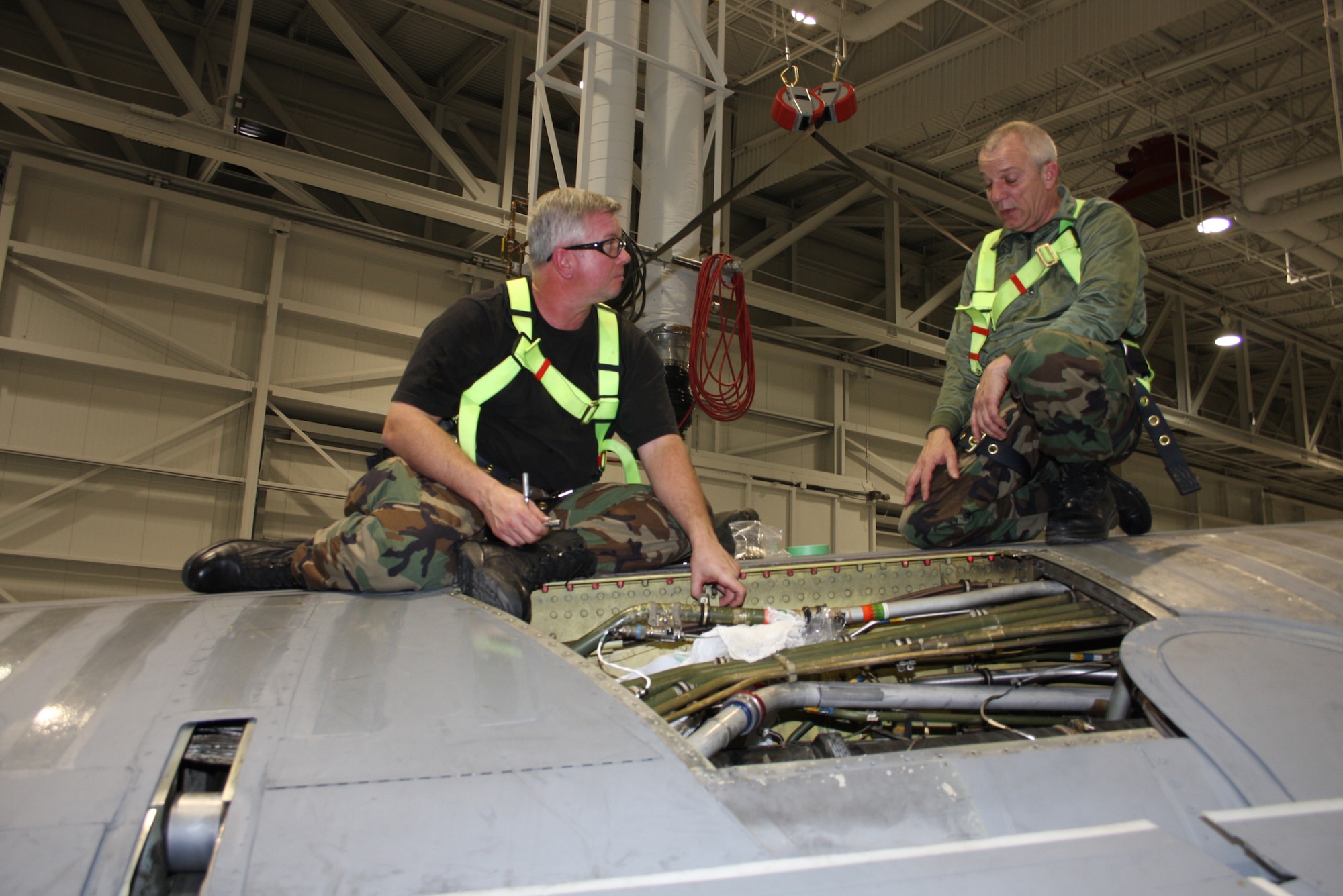 Maintenance work done on 445th AW C-5 Galaxy's fuel cell > 445th ...