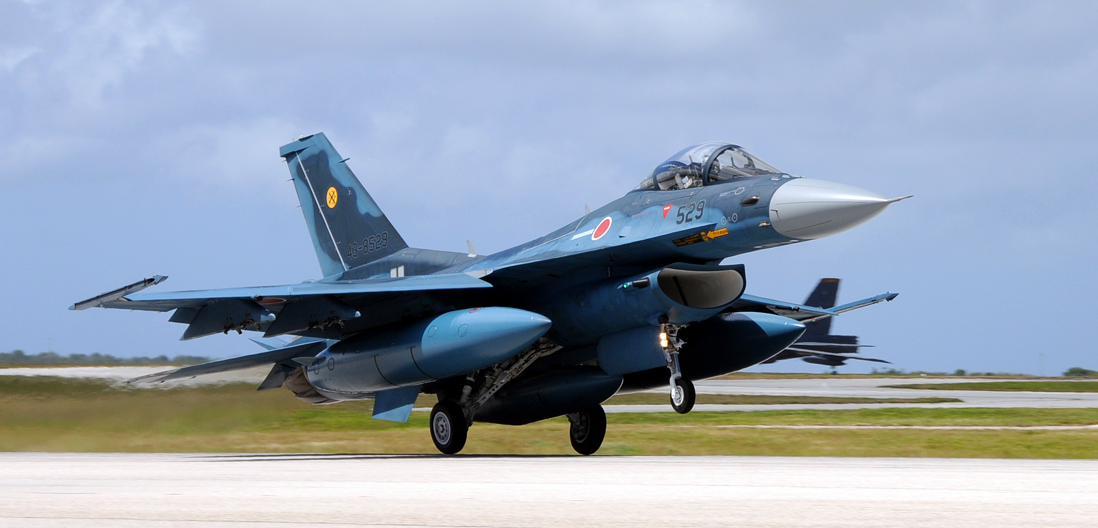 JASDF F-2 fighters arrive for Cope North 2009