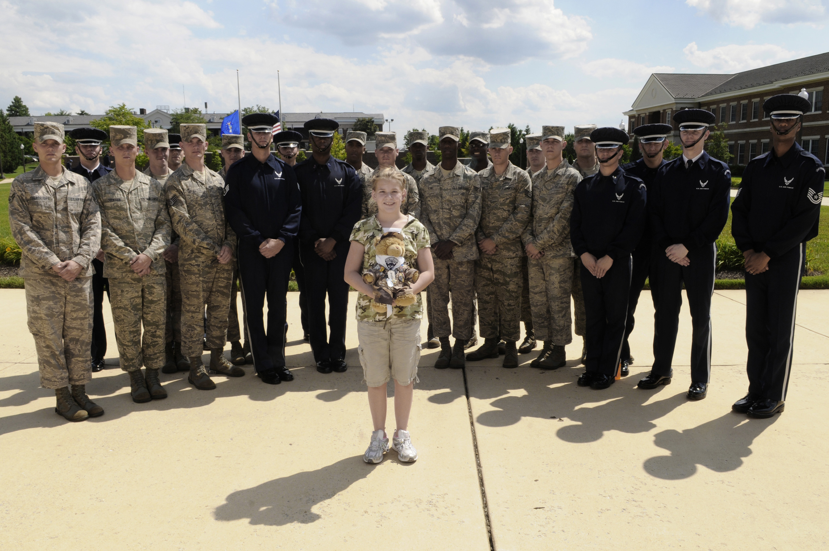 Bolling officials welcome Hero Hugs founder with open arms > Air Force ...