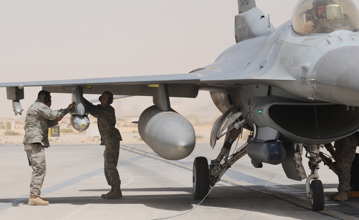 Weapons loaders arm jets for the fight > Air Force > Article Display