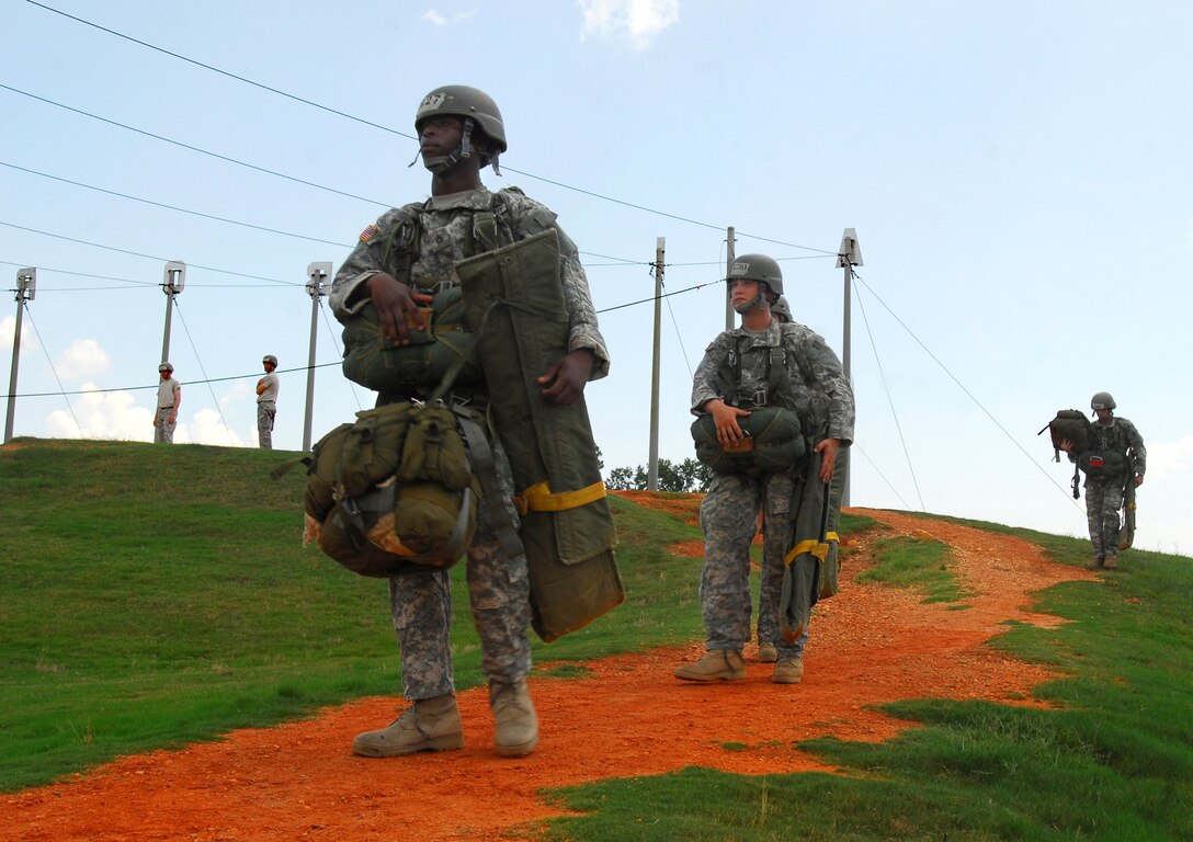 U.S. Army Pfc. Rashaun Carter, left, and Pvt. Soloman Bolt complete ...