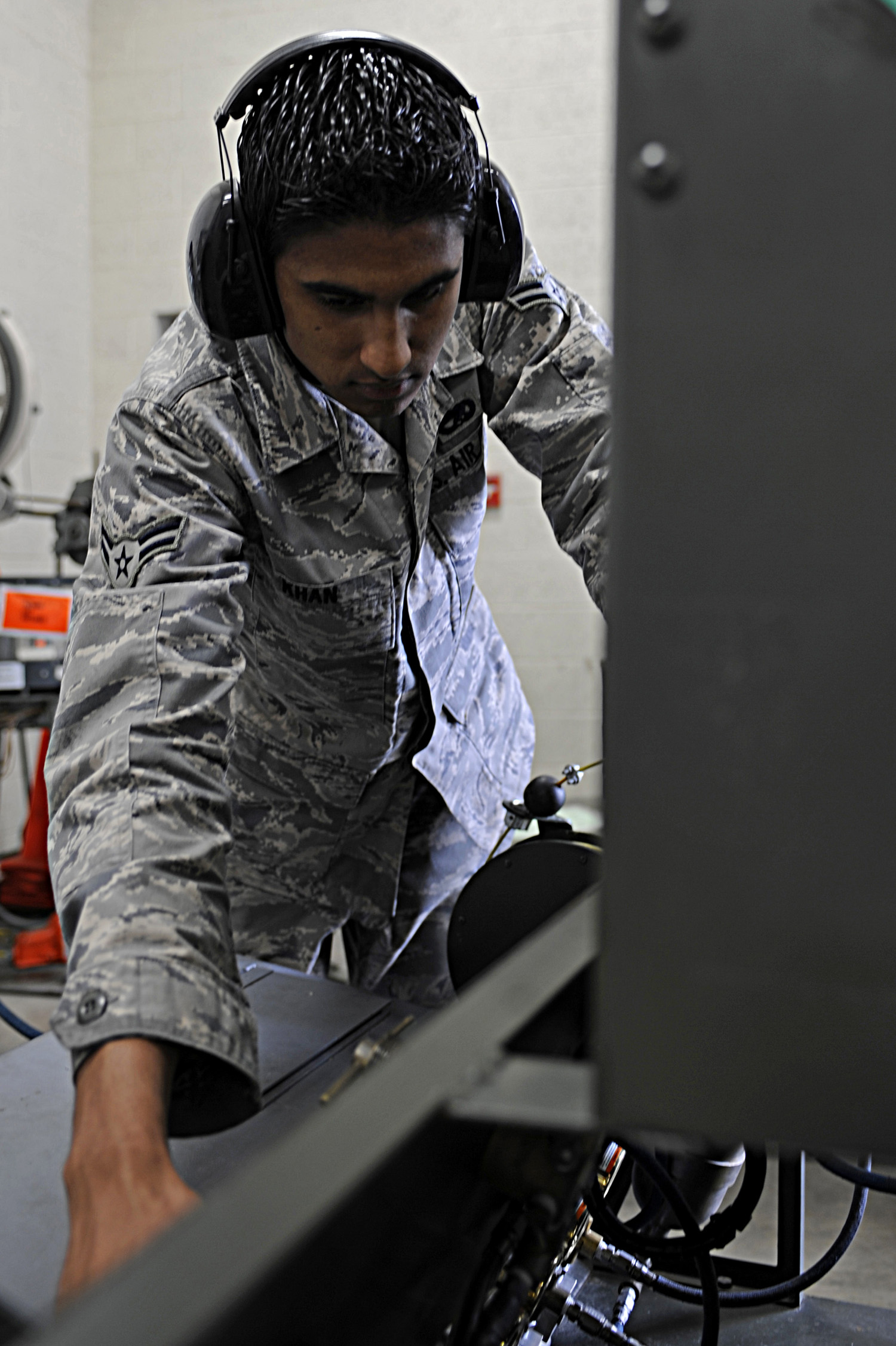 28th Maintenance Squadron keeps B-1 in check > Air Combat Command > News