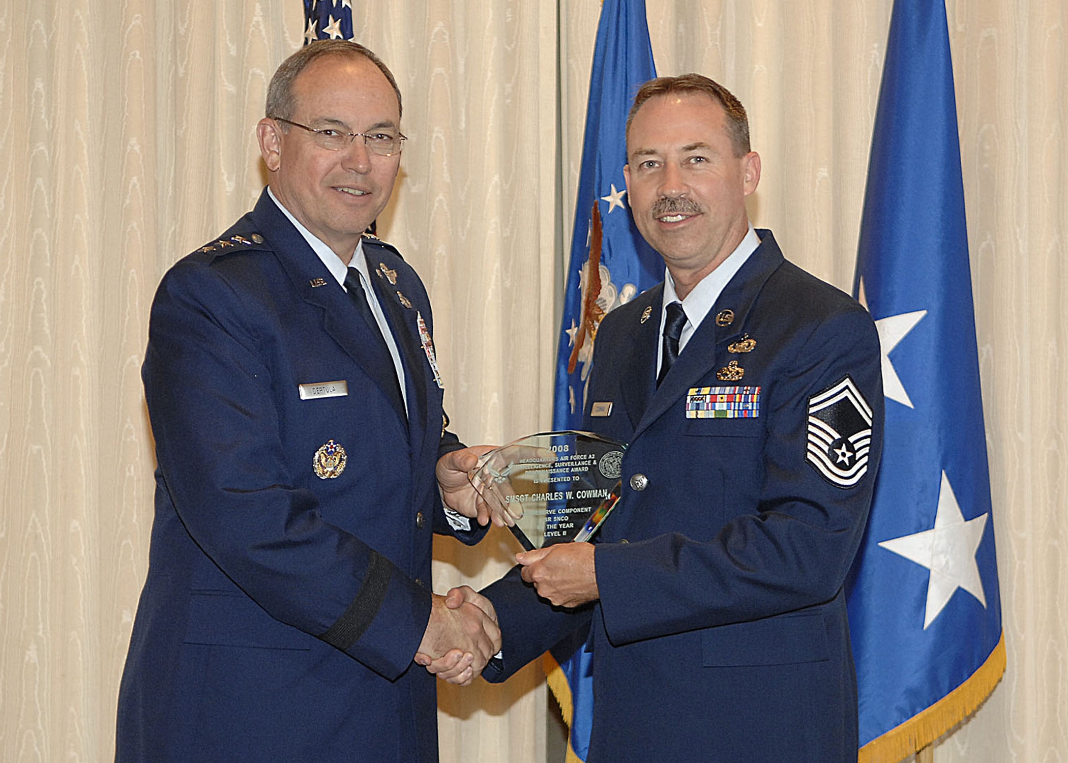 SMSgt Cowman receives AFISR Air Reserve Component SNCO of the Year Award.