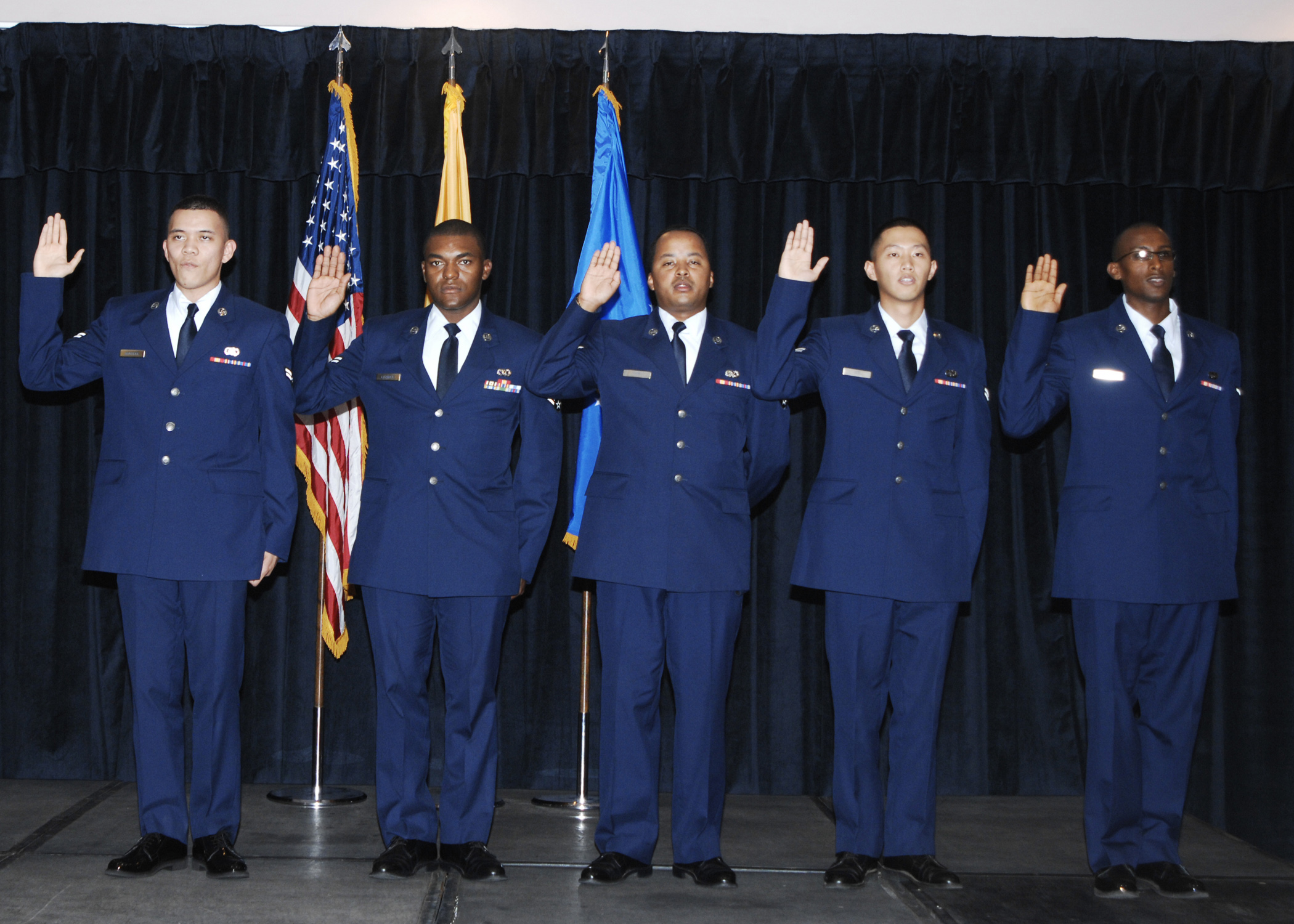 Airmen raise hands, take last step to citizenship > Air Force Special ...