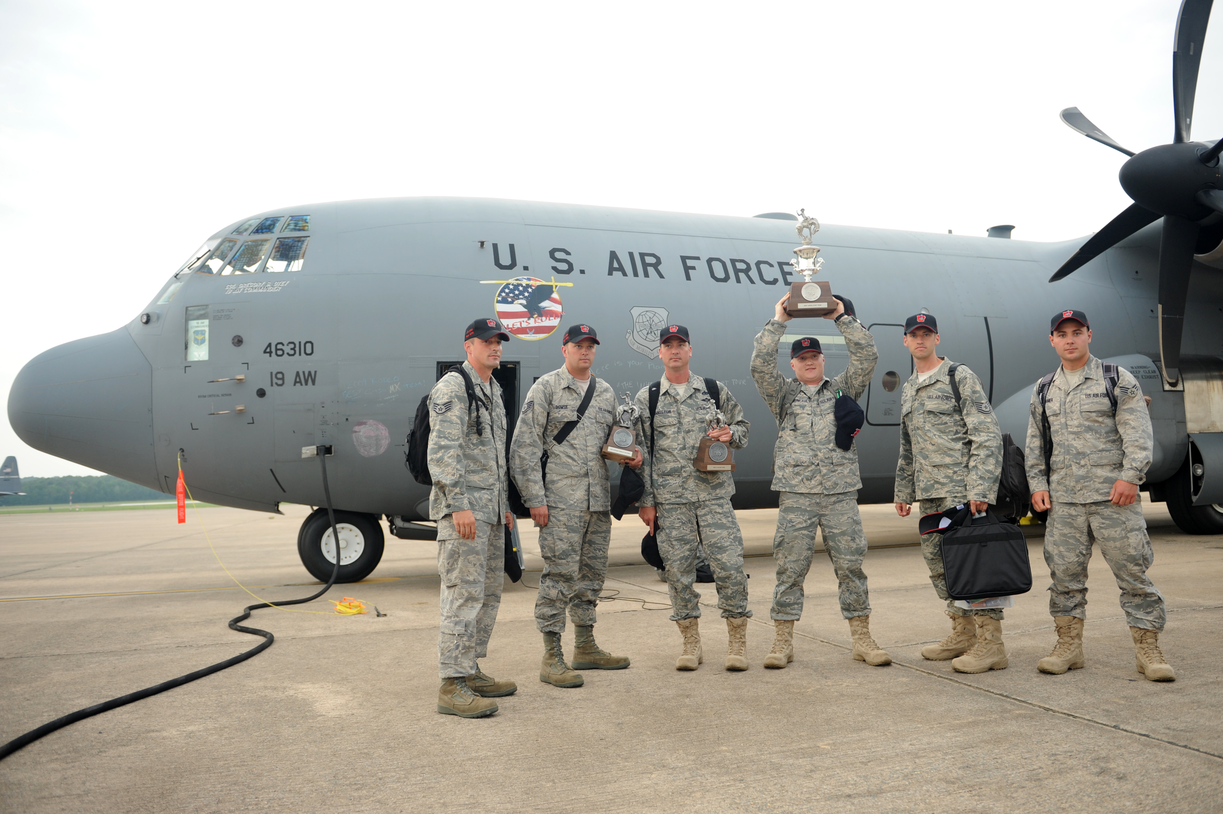 090725 19th Airlift Wing bring home AMC Rodeo 2009 best C-130 crew