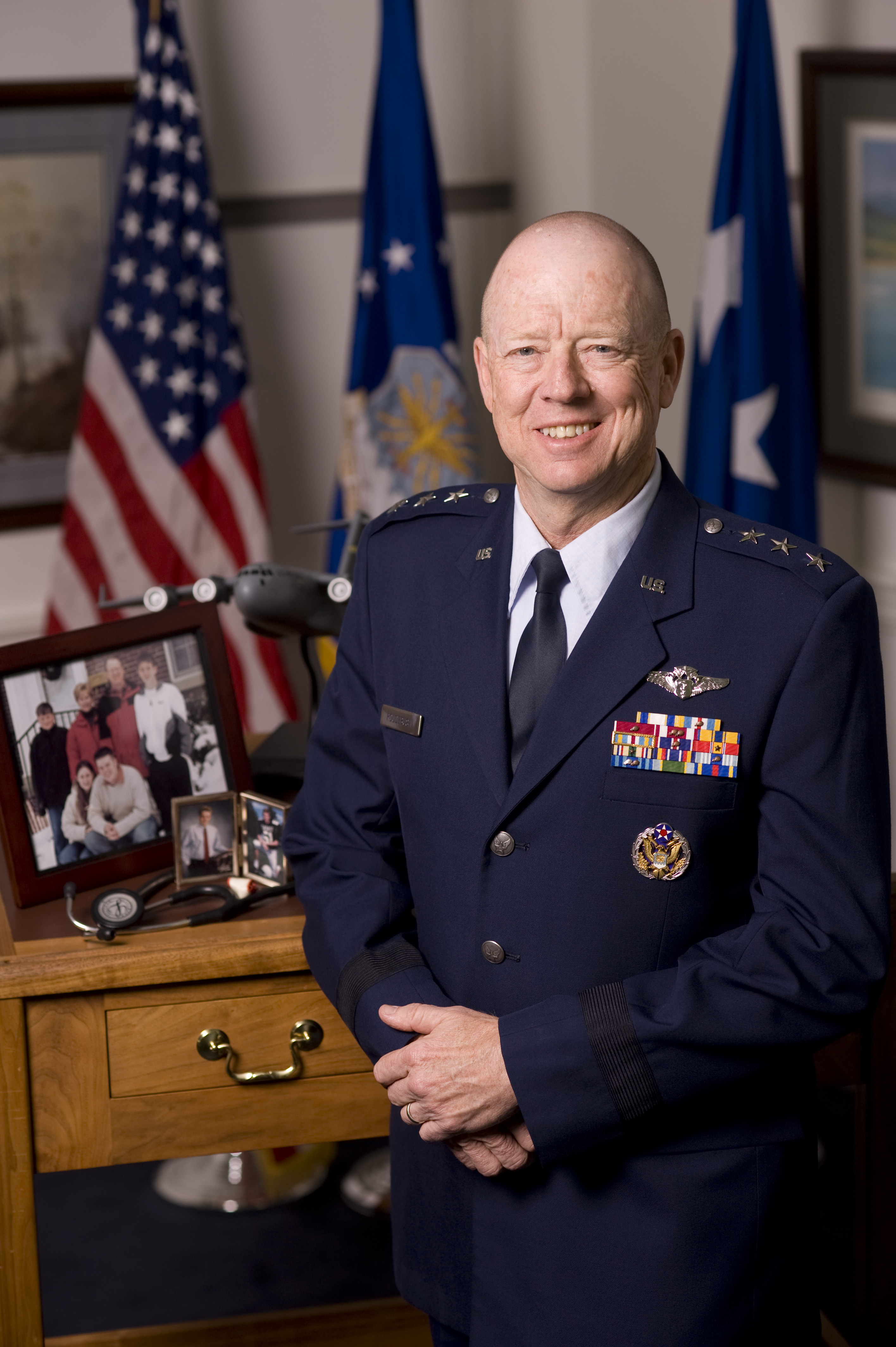 Lt. Gen. (Dr.) Roudebush says thank you, farewell