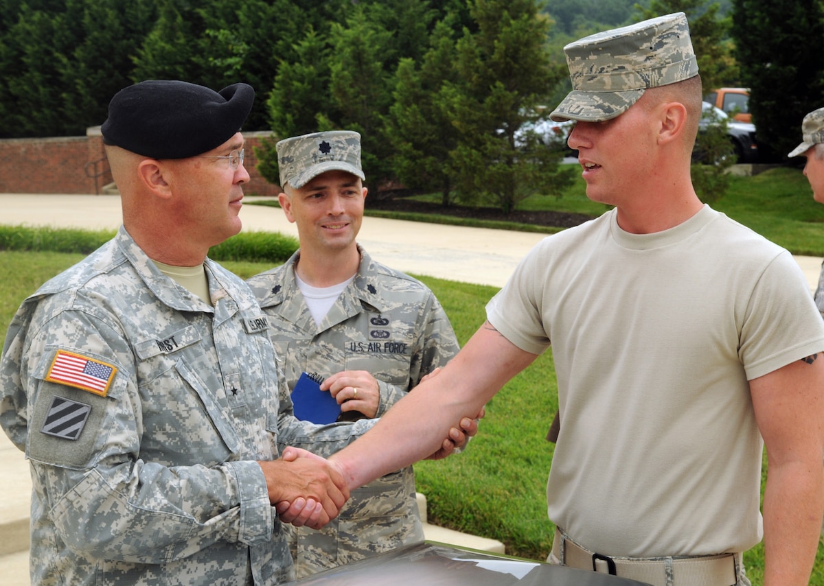 MDW commander visits Bolling > Air Force Honor Guard > Article Display