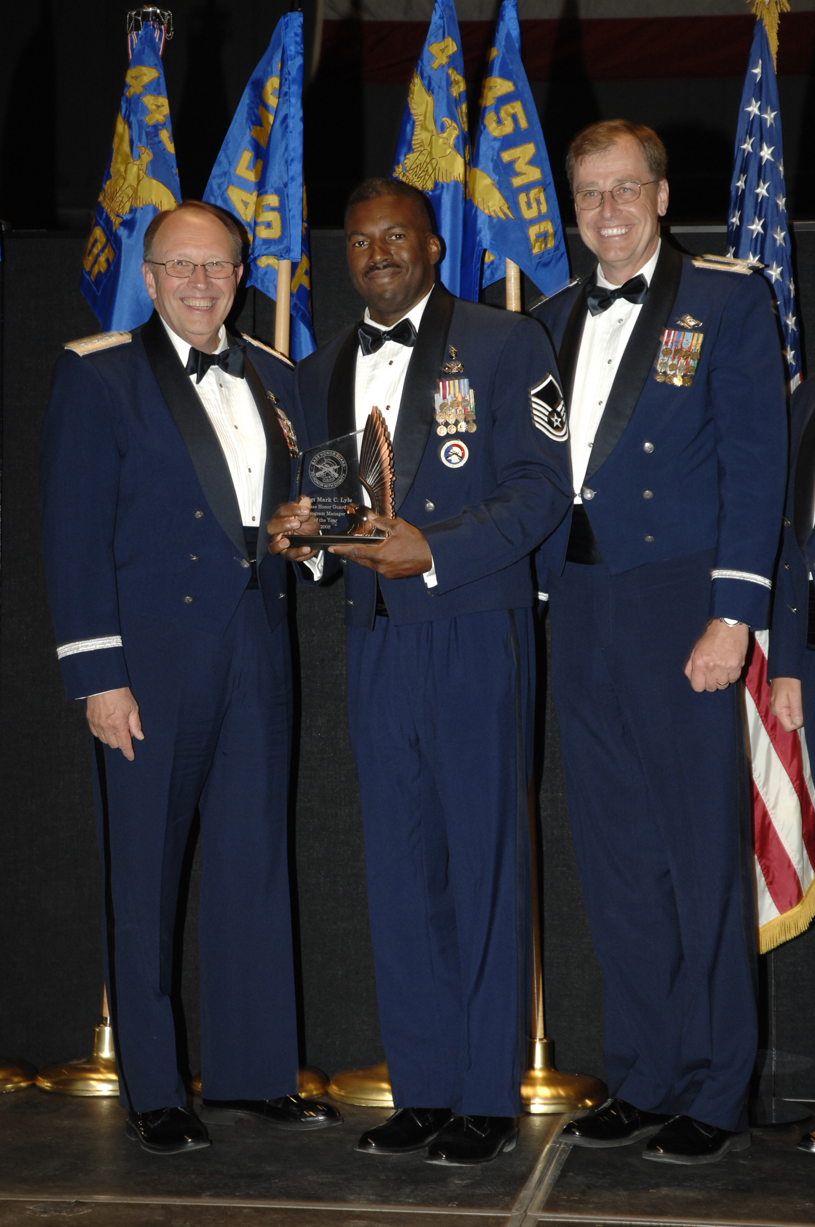 445th Airlift Wing reservist wins Air Force level award > 445th Airlift ...