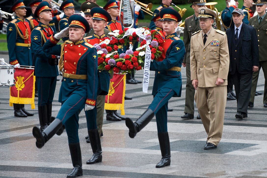 A Russian military honor guard welcomes U.S. Navy Adm. Mike Mullen ...